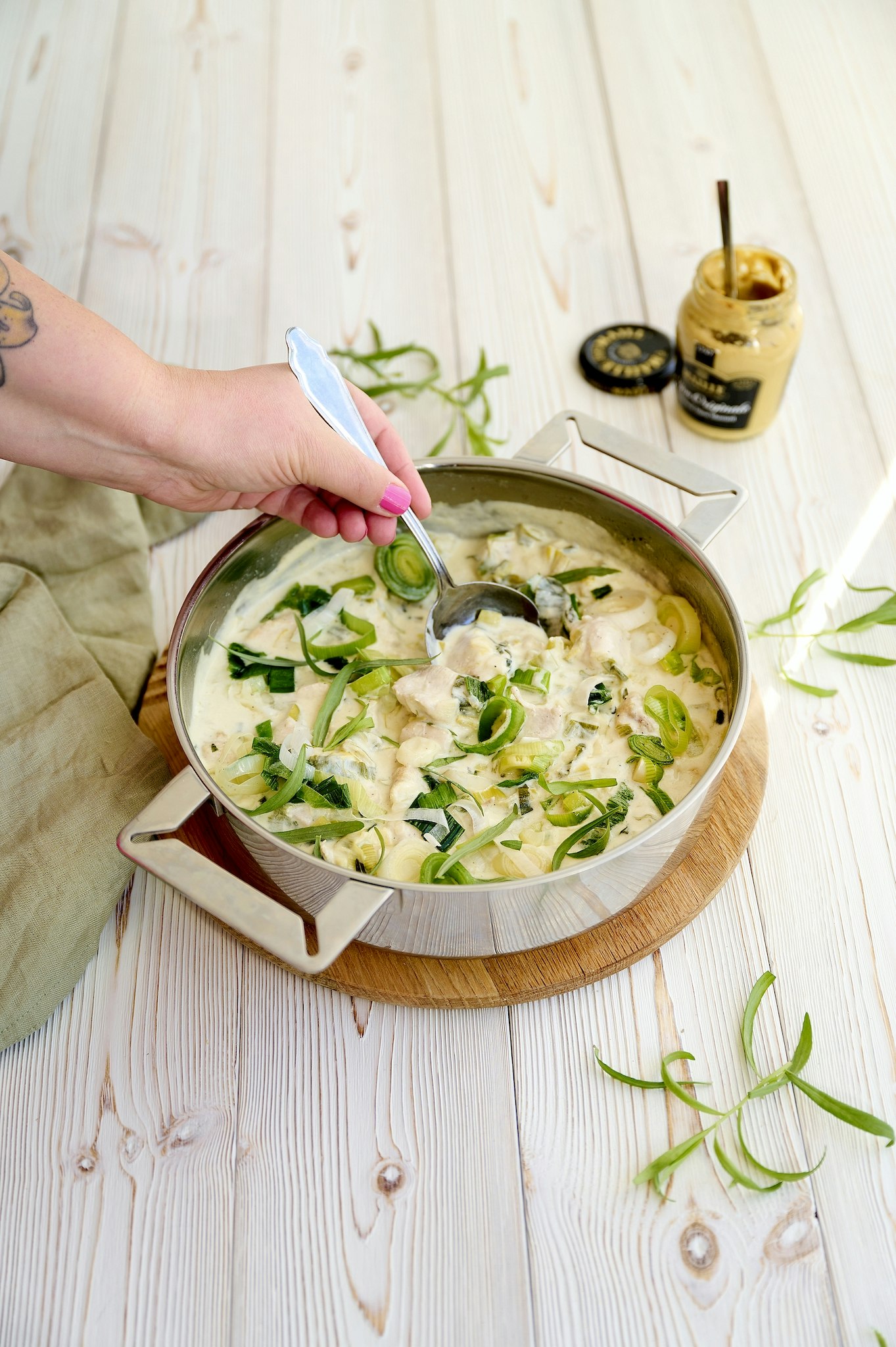 Krämig kycklingpanna med dragon, purjo och dijon