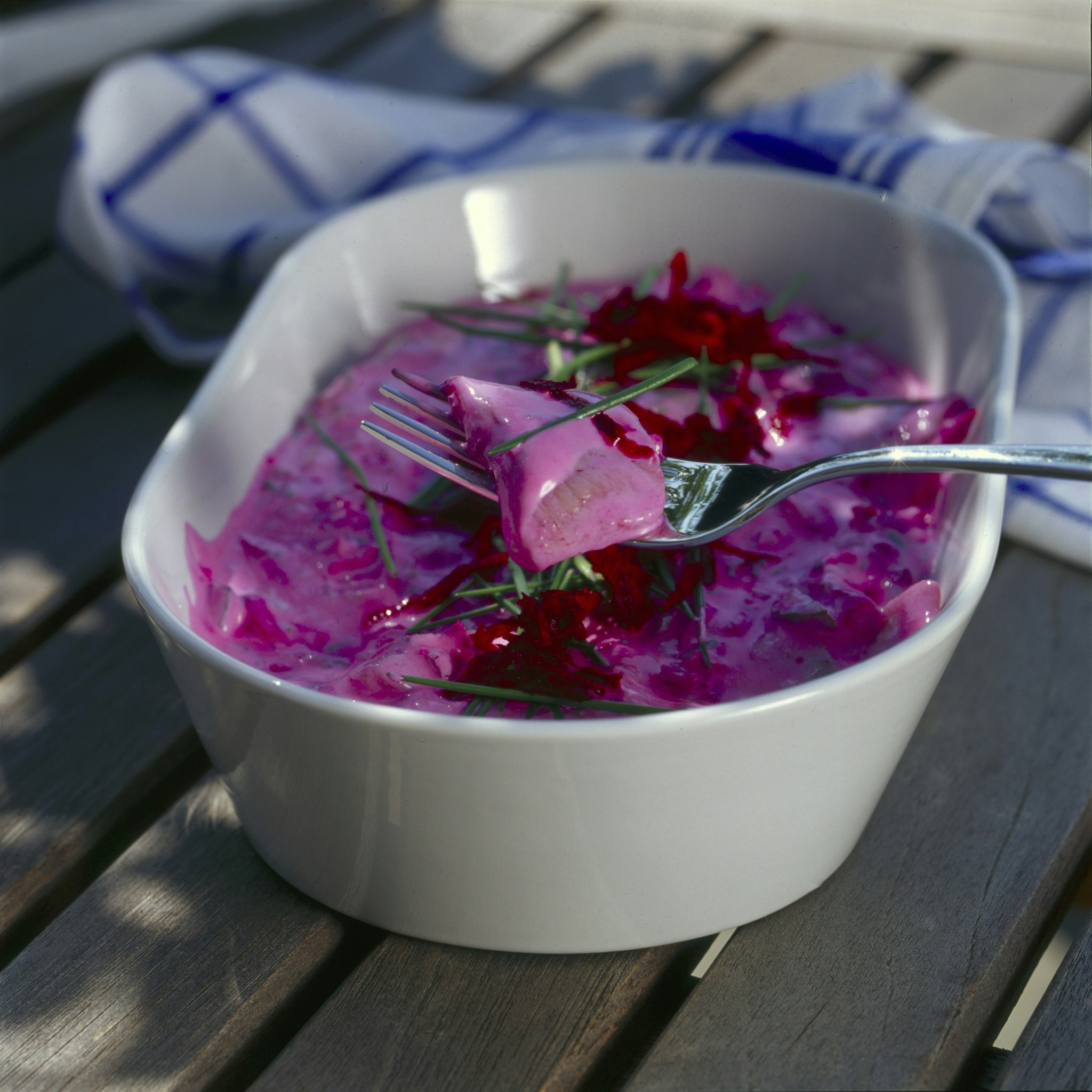 Rödbetssallad med sill, äpple och senap