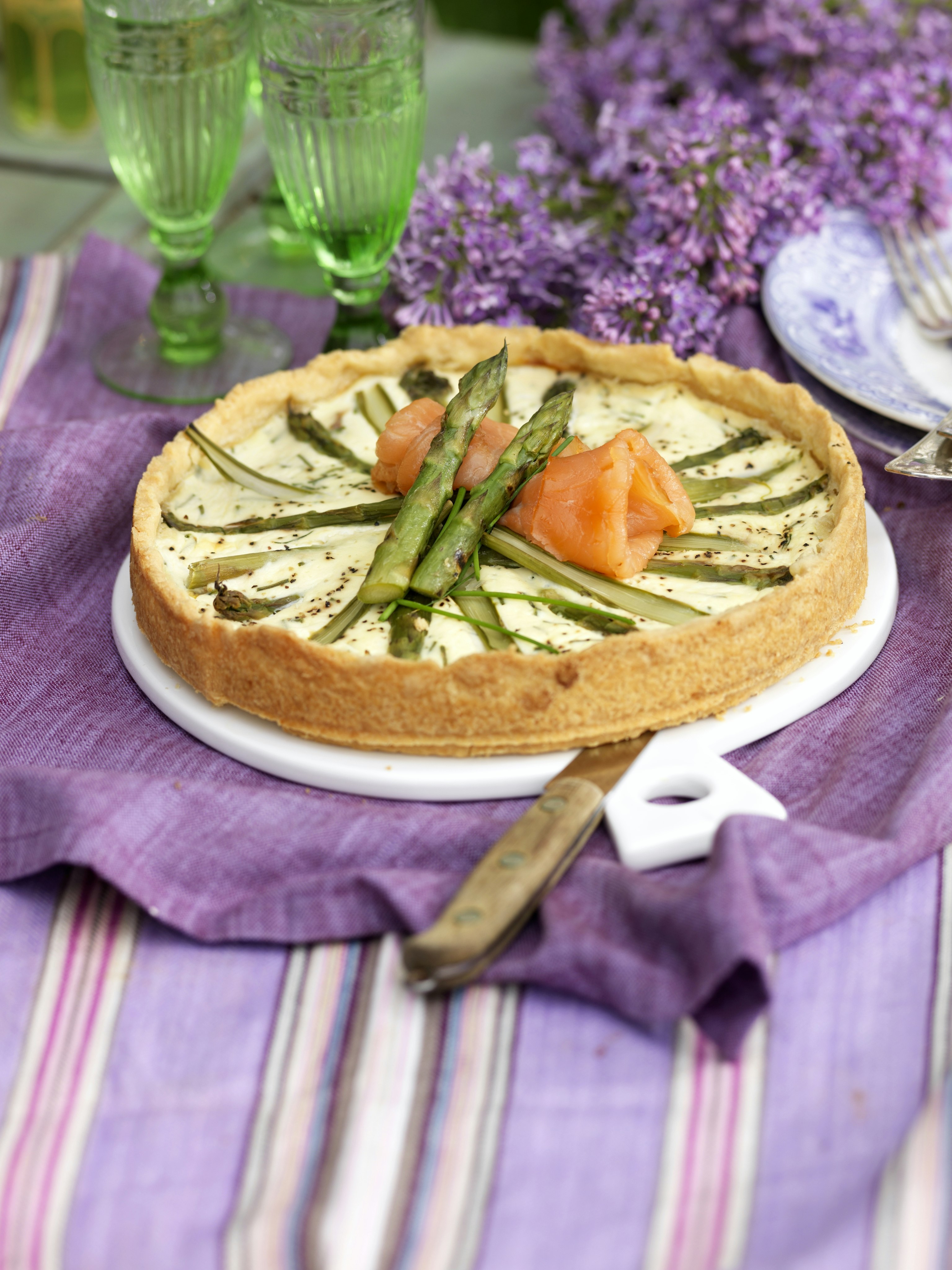 Krämig sparrispaj med lax