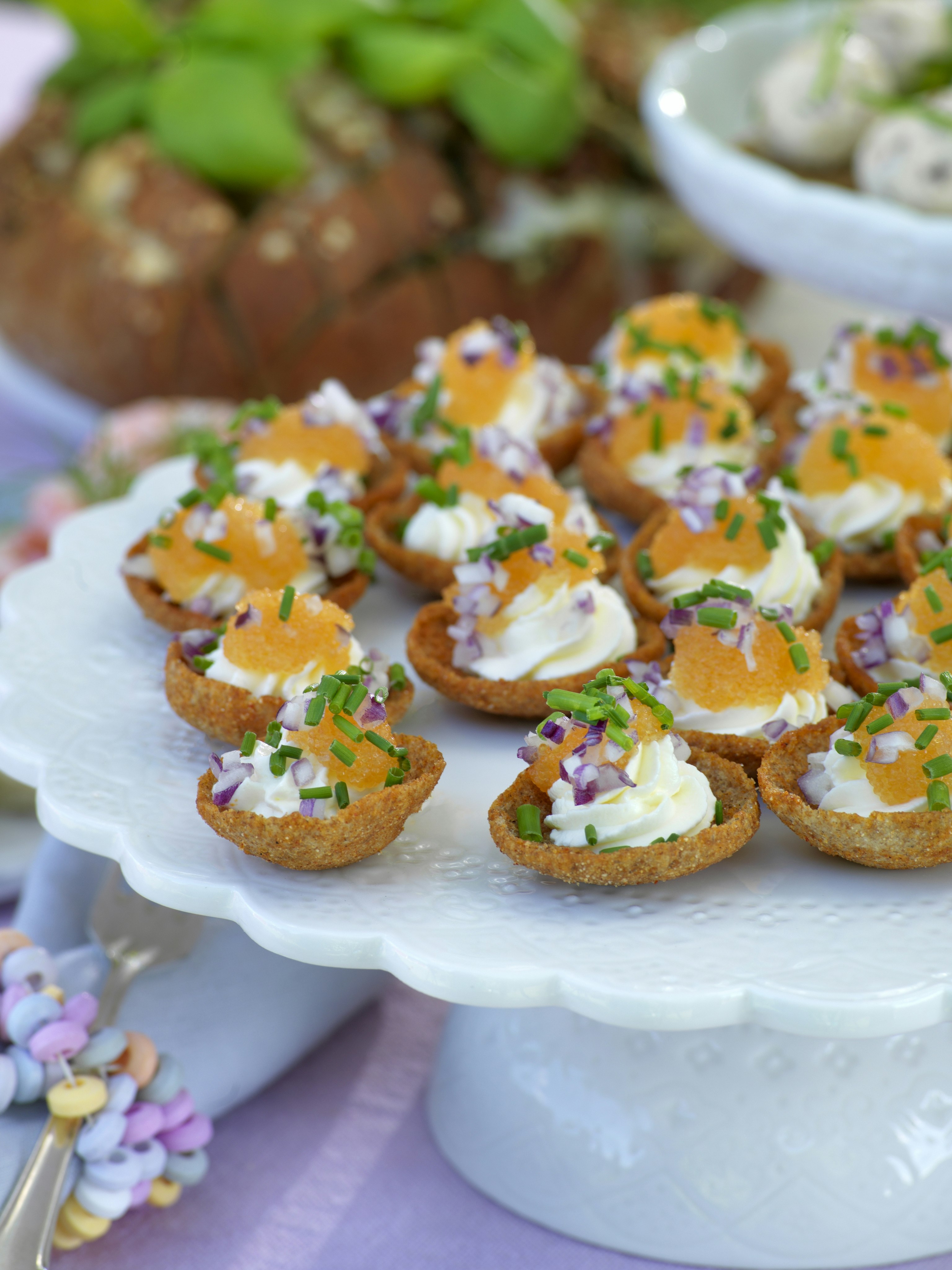 Snittar med löjrom, crème fraiche och rödlök