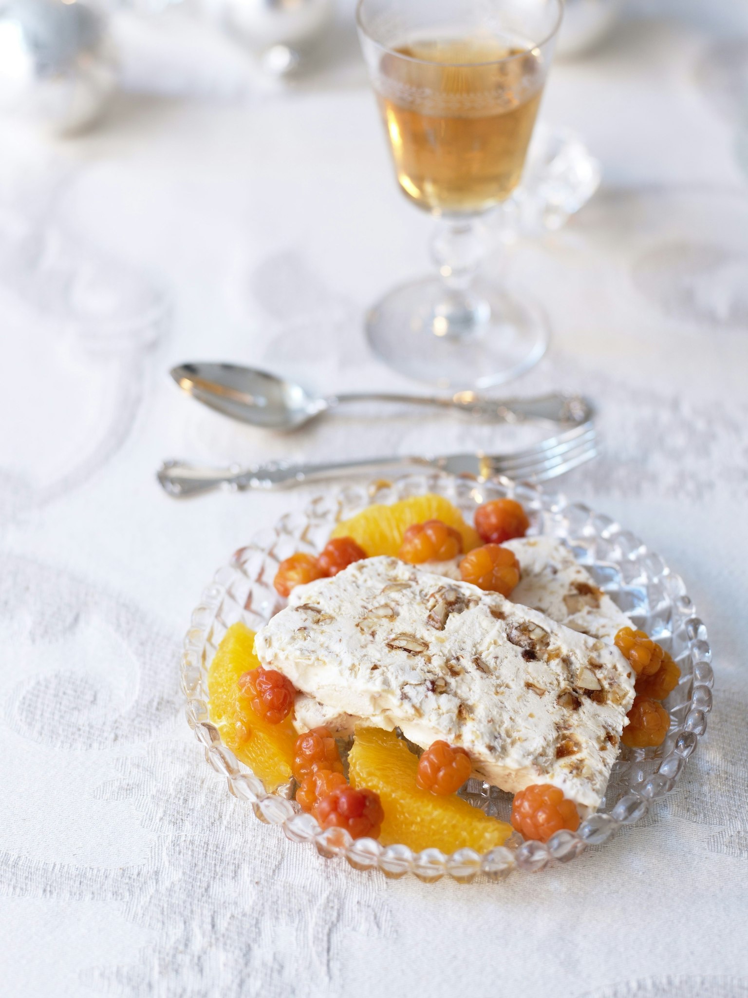 Krokantparfait med apelsin och hjortron