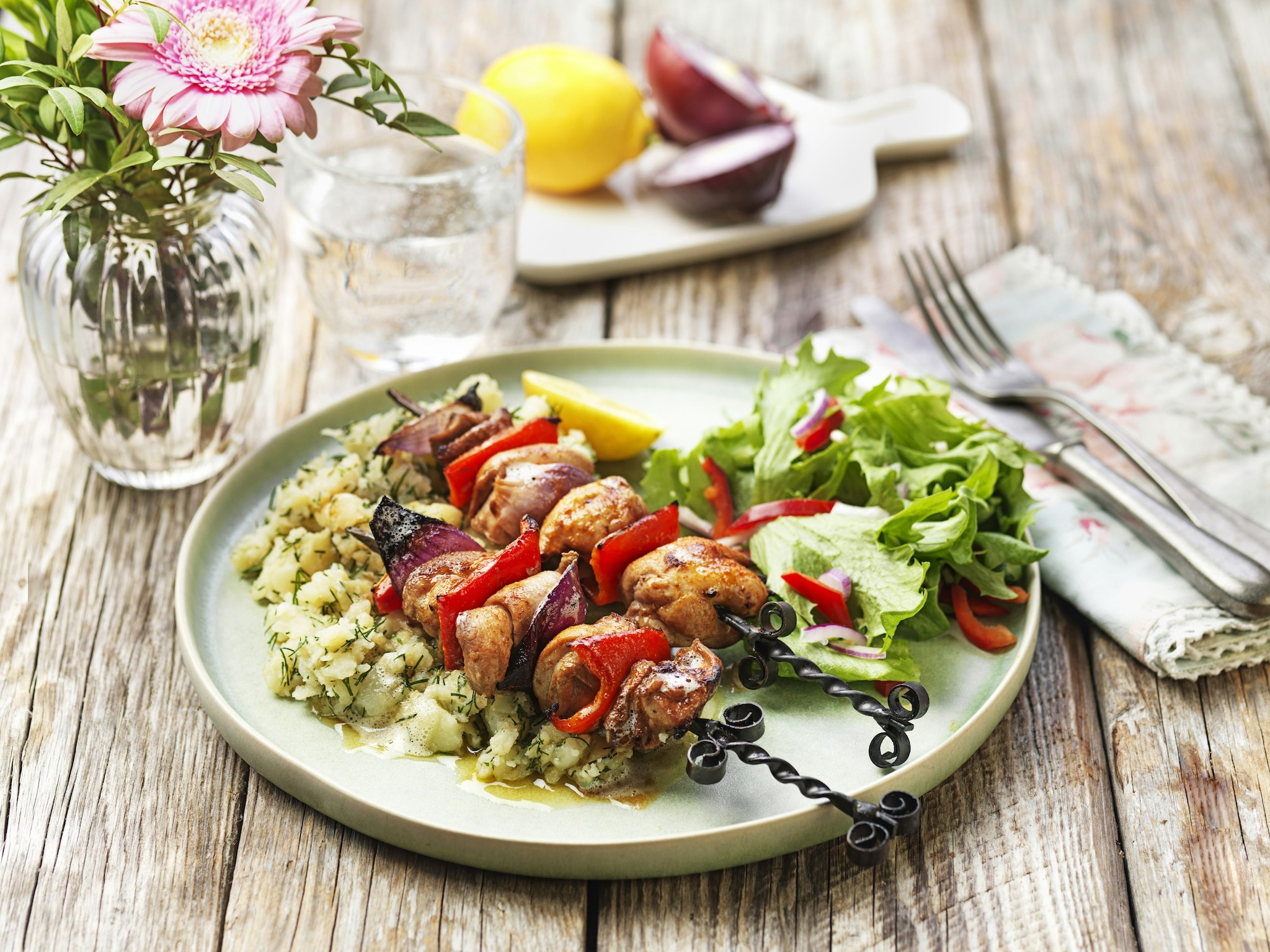 Kycklingspett med krossad potatis och brynt smör