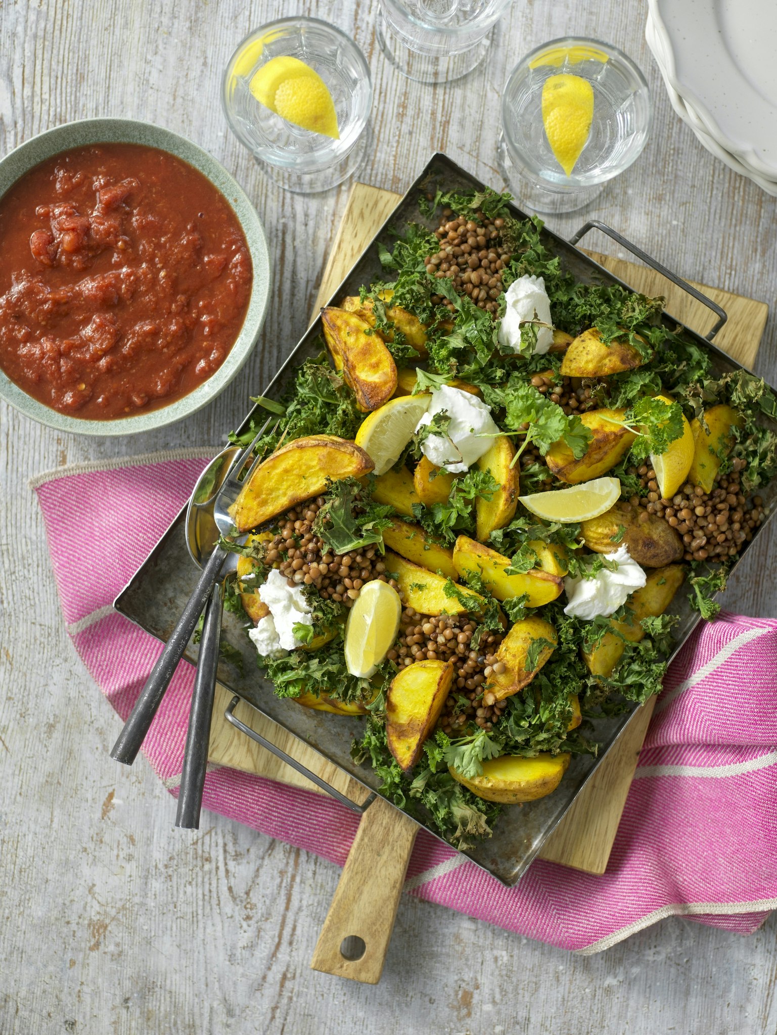Klyftpotatis med grönkål, linser och tomatsås