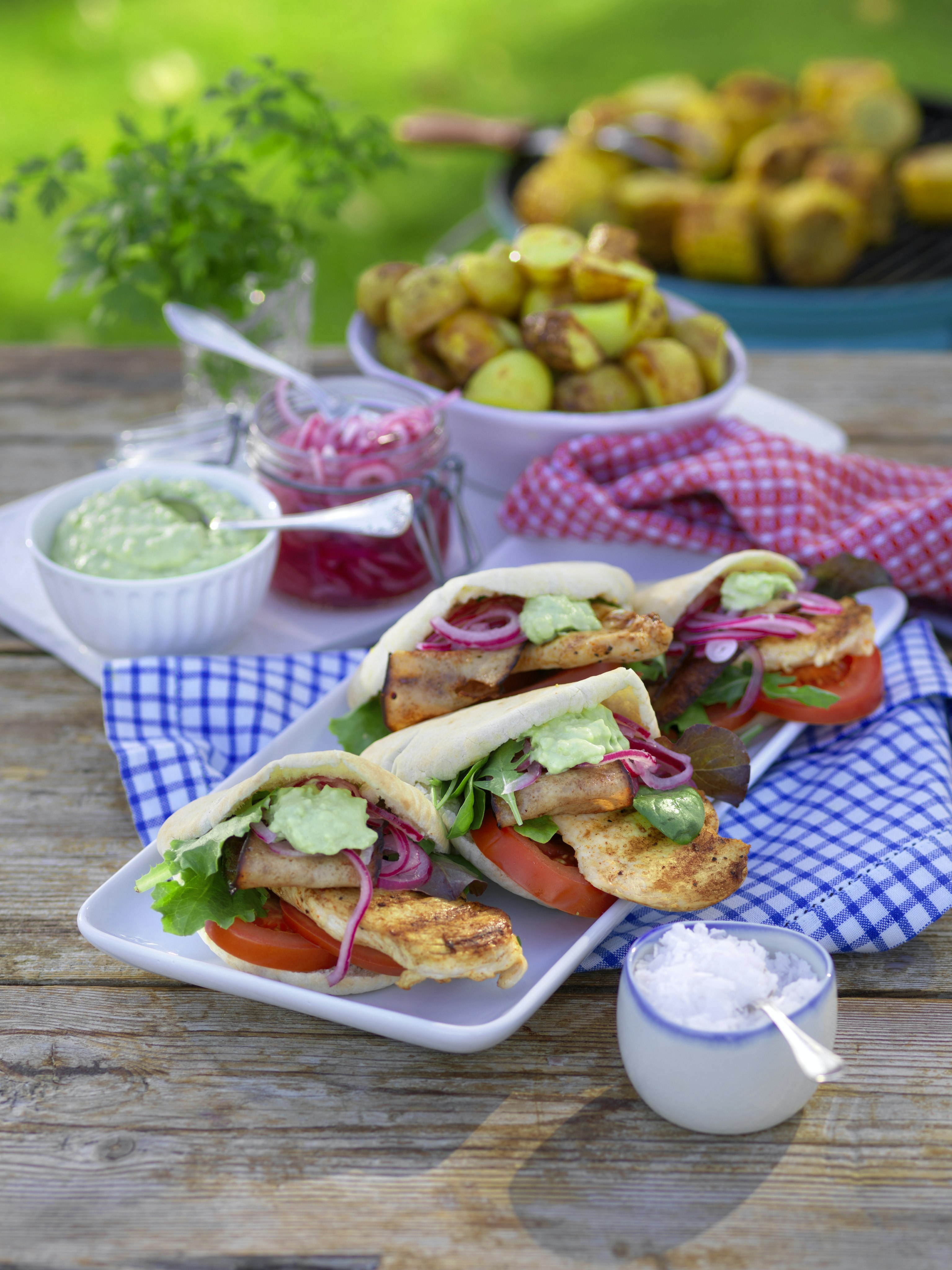 Salladsbowl med kyckling och avokadodressing