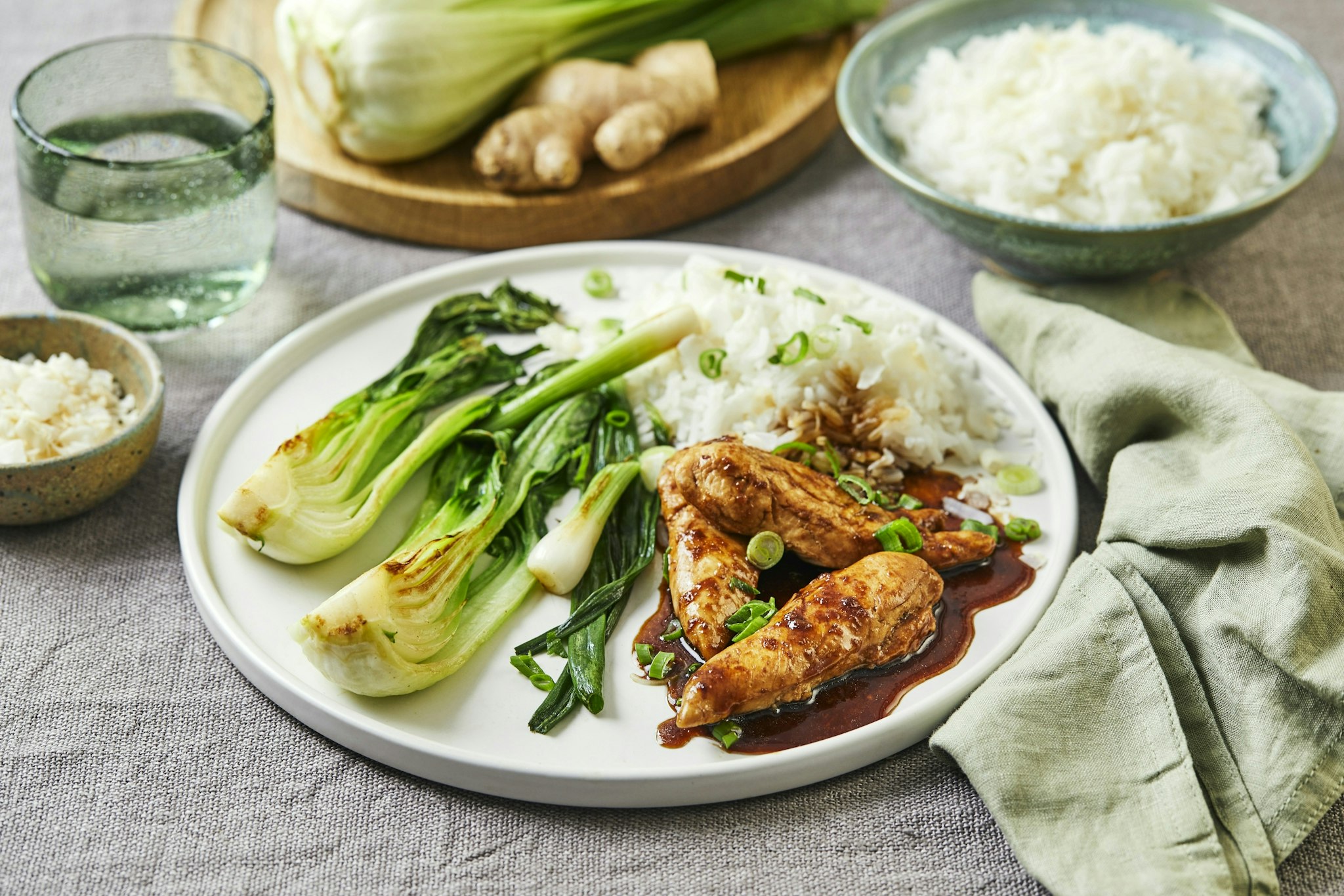 Kyckling i smakrik sås med ris och pak choi