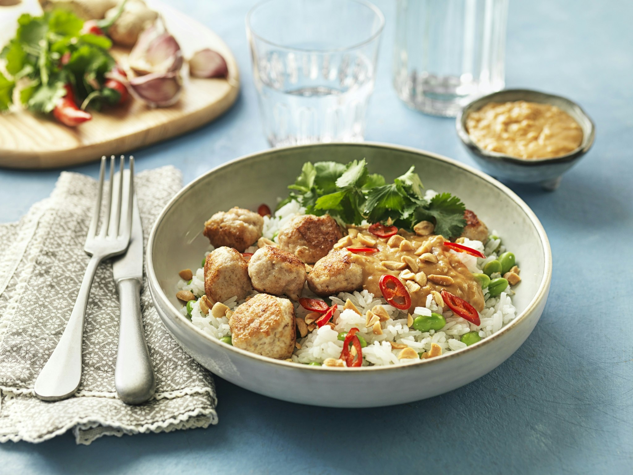 Kycklingbullar med jordnötssås