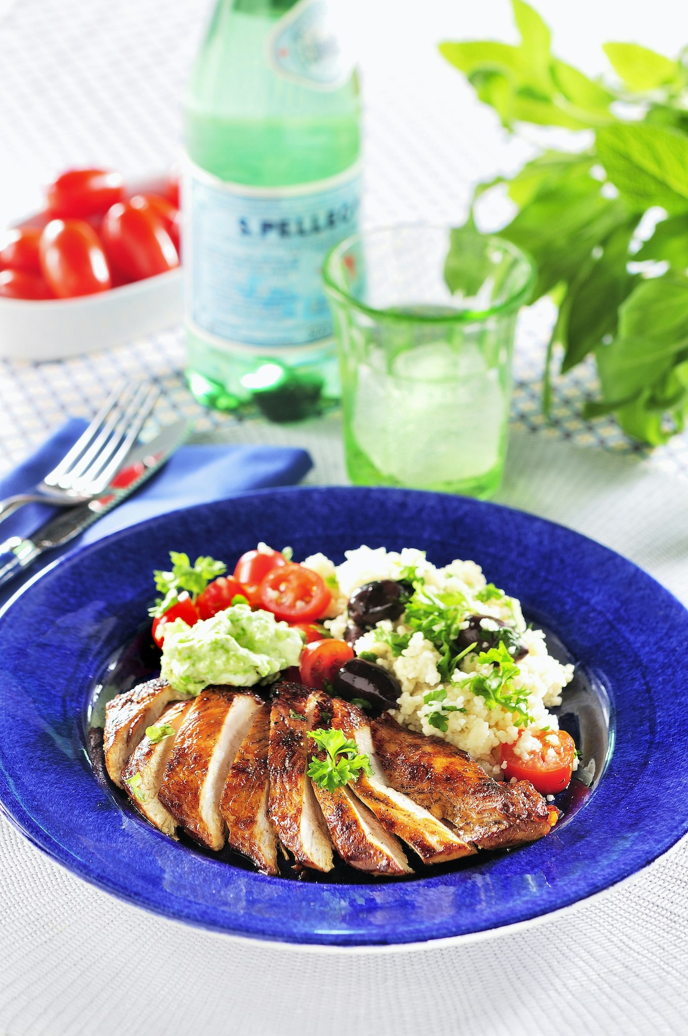 Kycklingfilé med krämig ärthummus