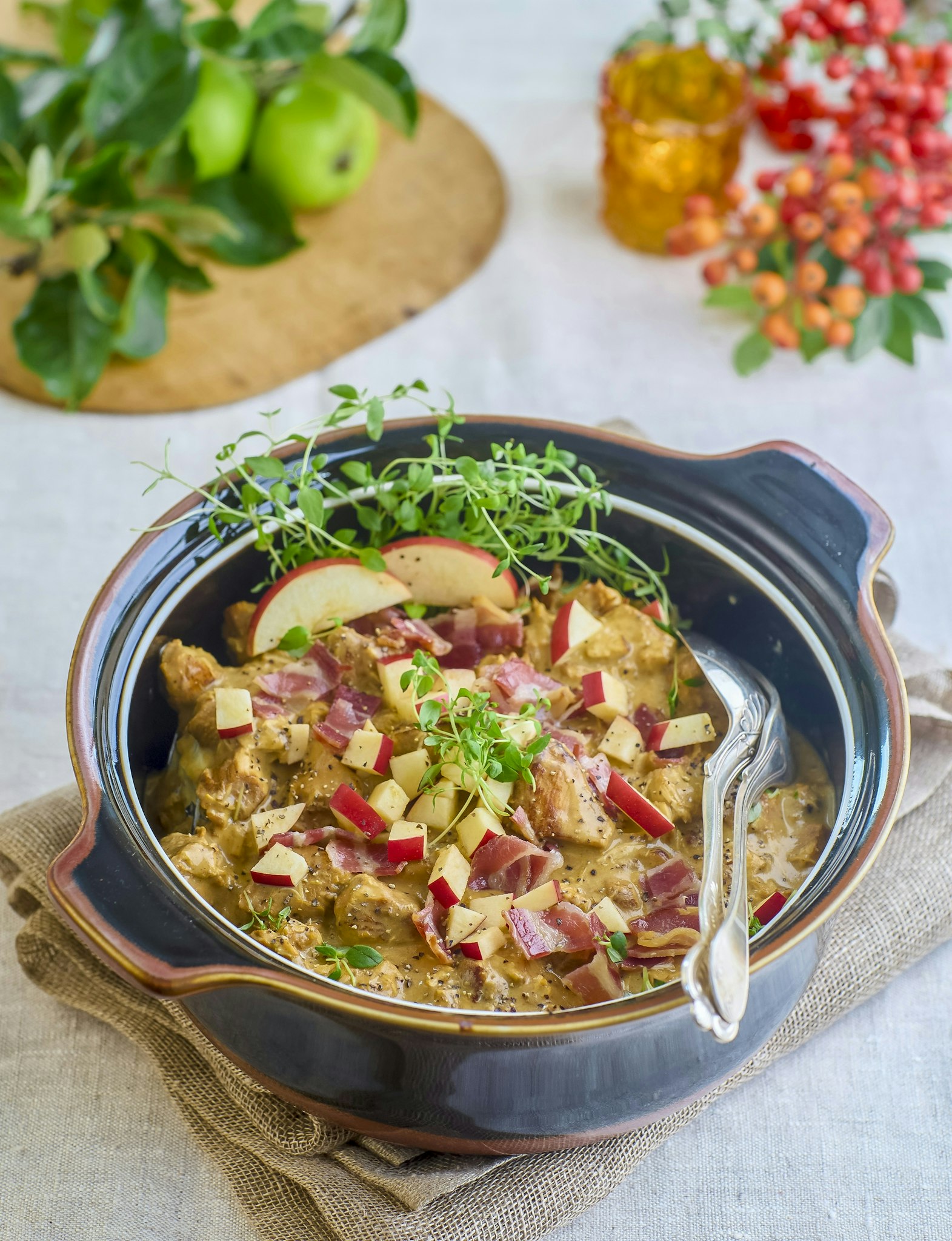 Kycklinggryta med äpple och bacon