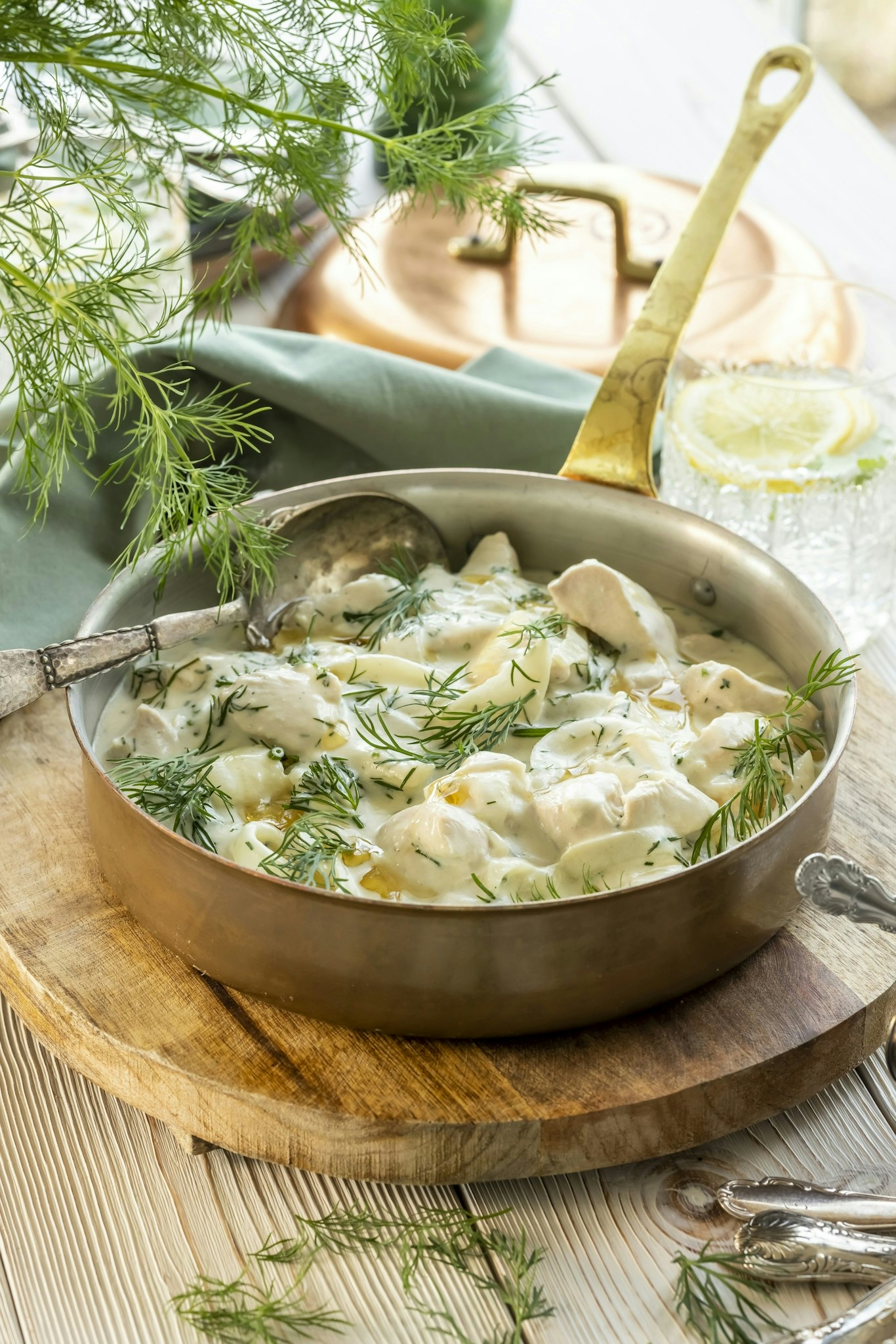 Kycklingpanna med krämig dillsås