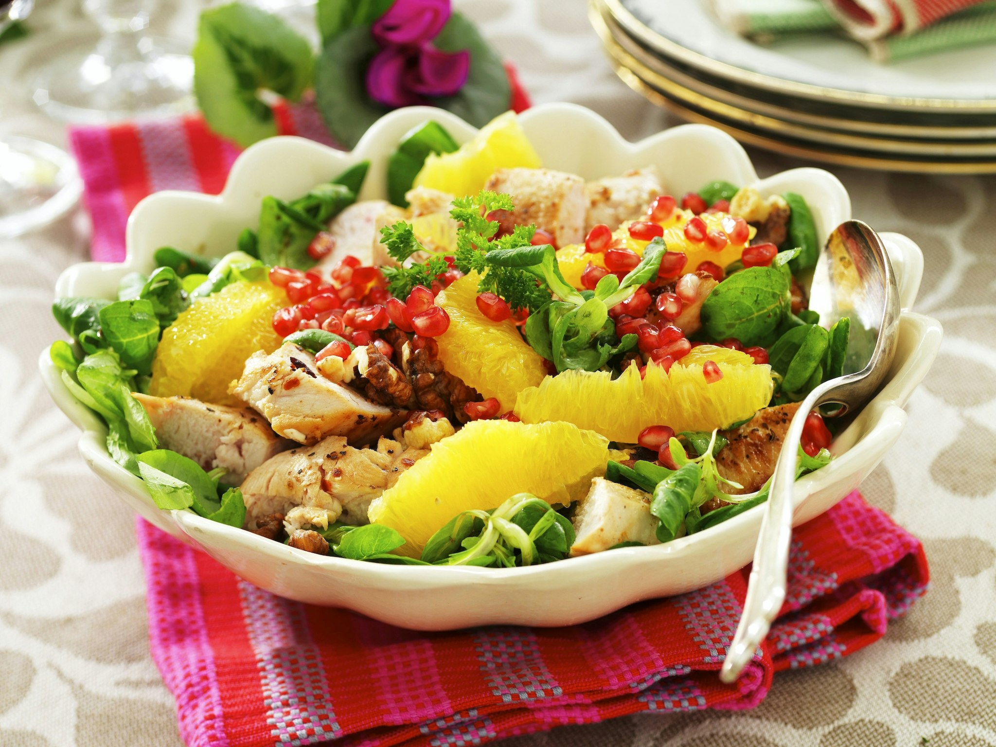 Kycklingsallad med apelsin och rostad mandel