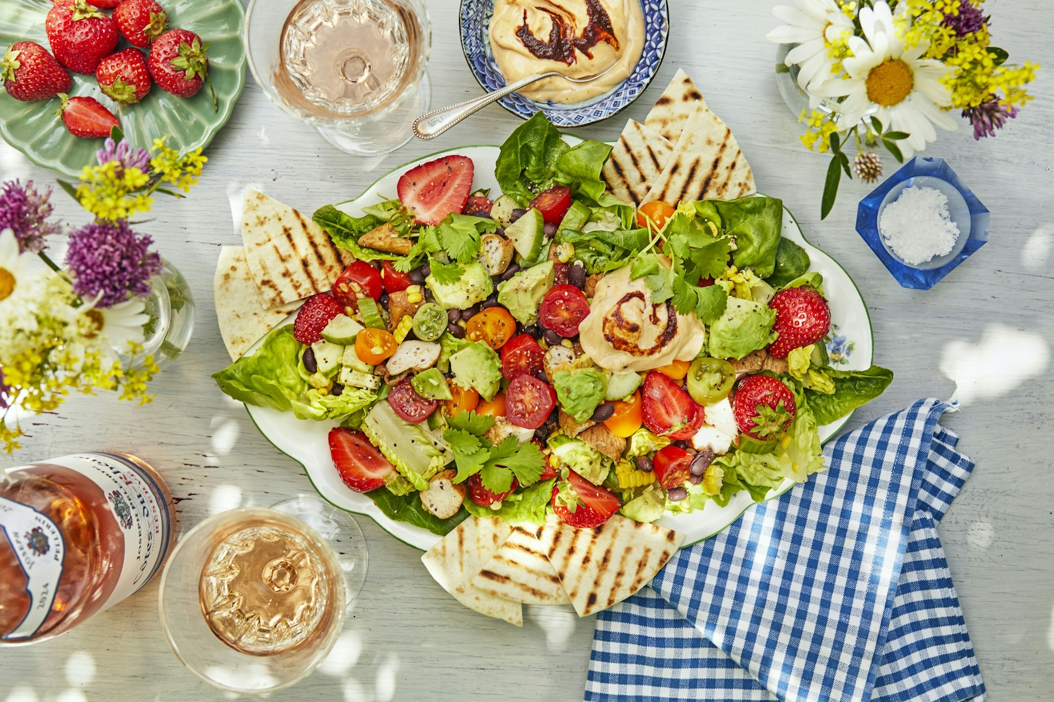 Kycklingsallad med chipotledressing och jordgubbar