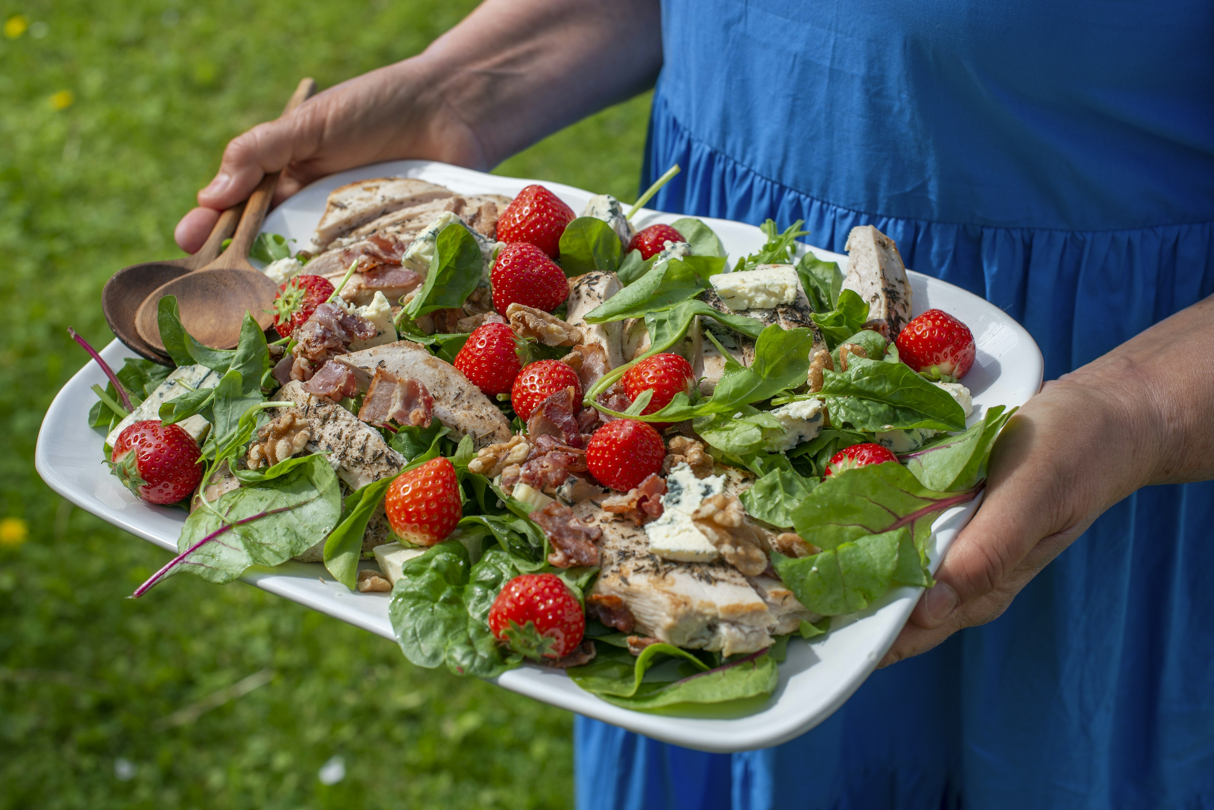 Kycklingsallad med jordgubbar, ädelost och bacon