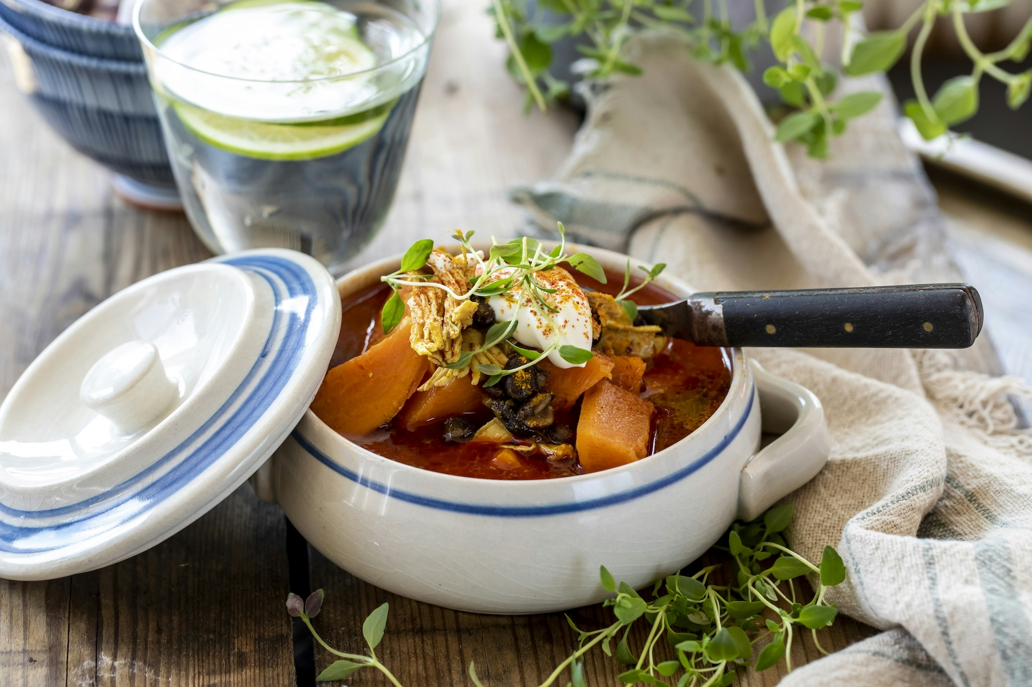 Kycklingsoppa med curry och sötpotatis