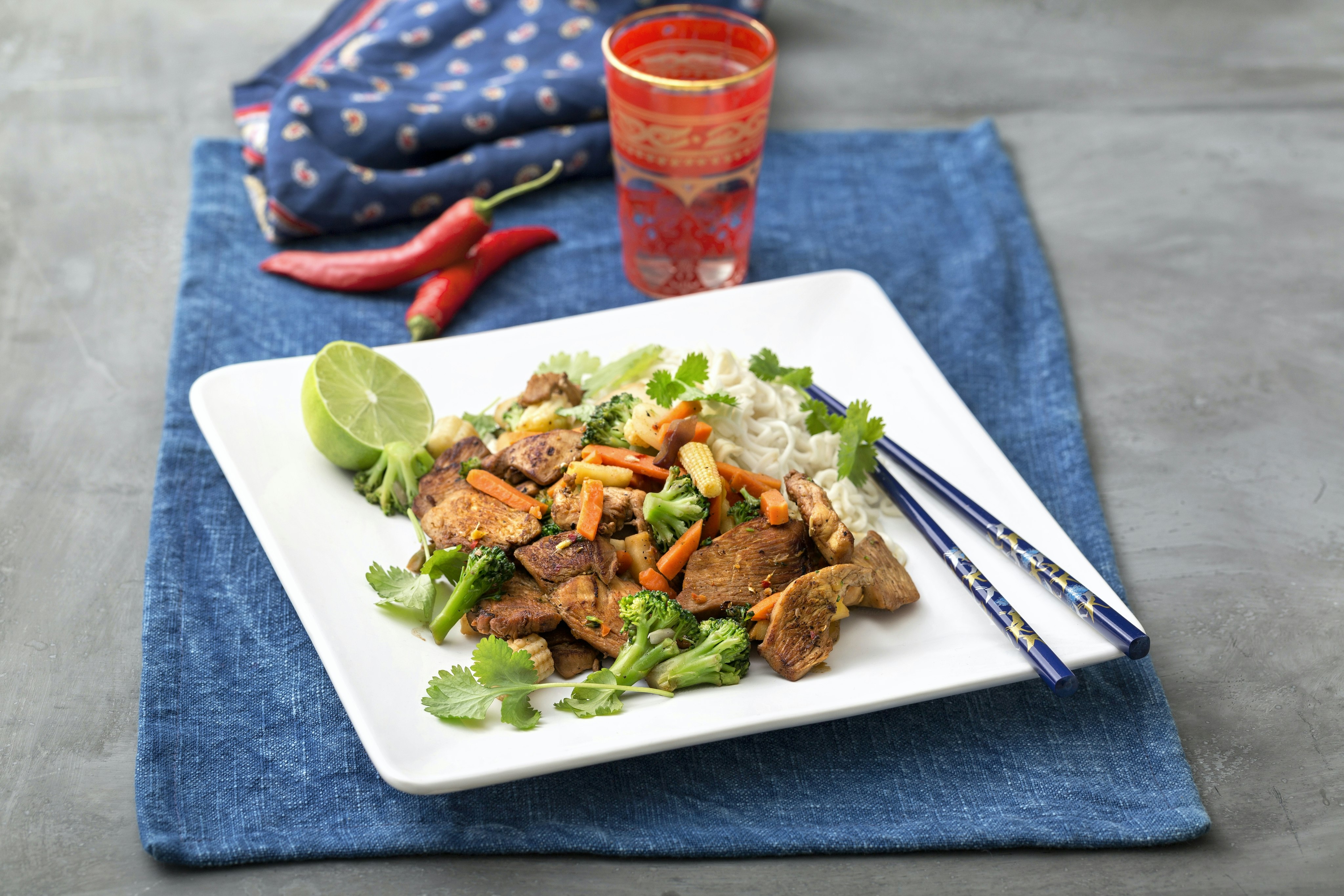 Kycklingwok med apelsin och nudlar