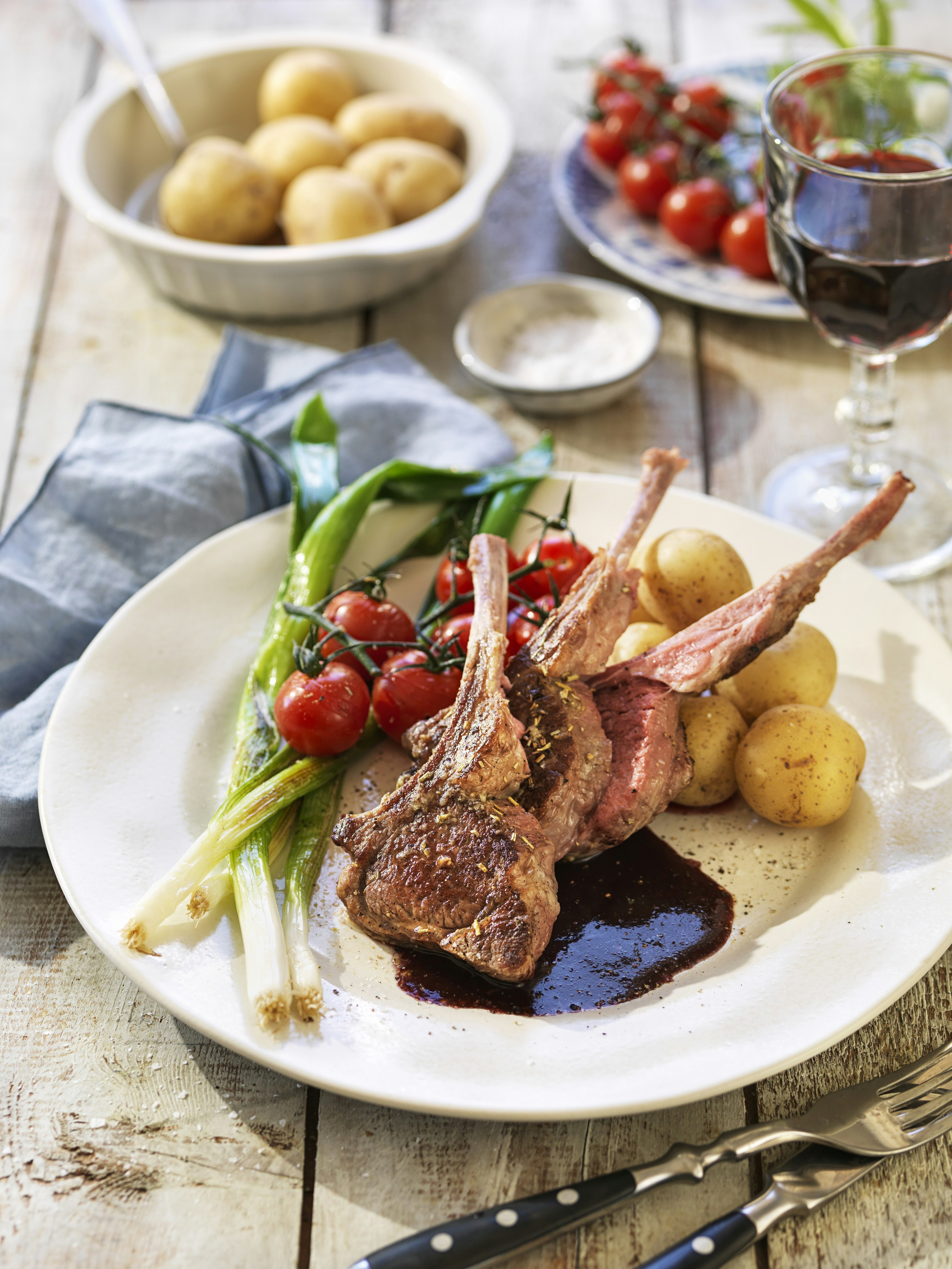 Lammracks och rödvinssås med rosmarin