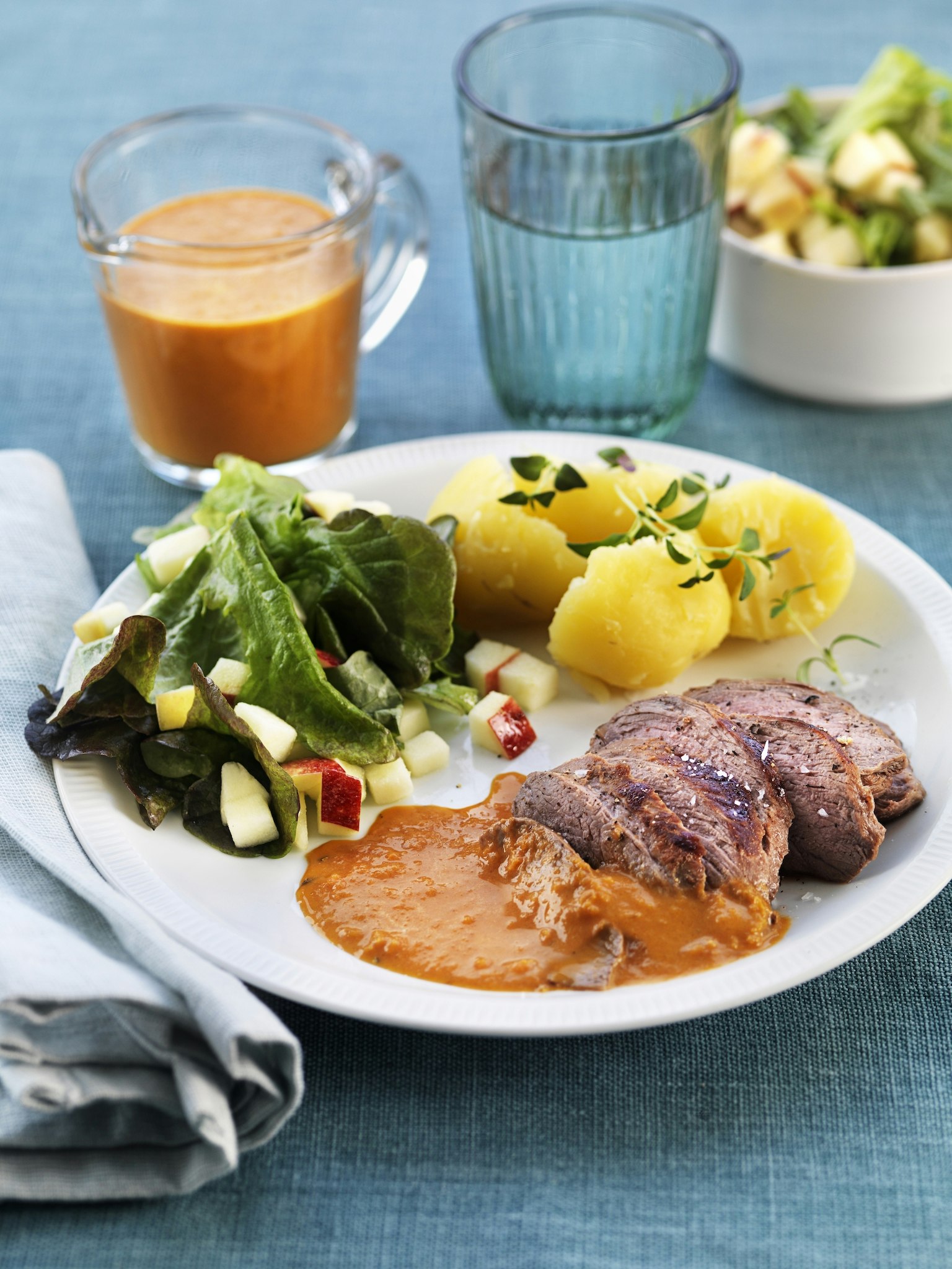 Lammrostbiff med röd sås