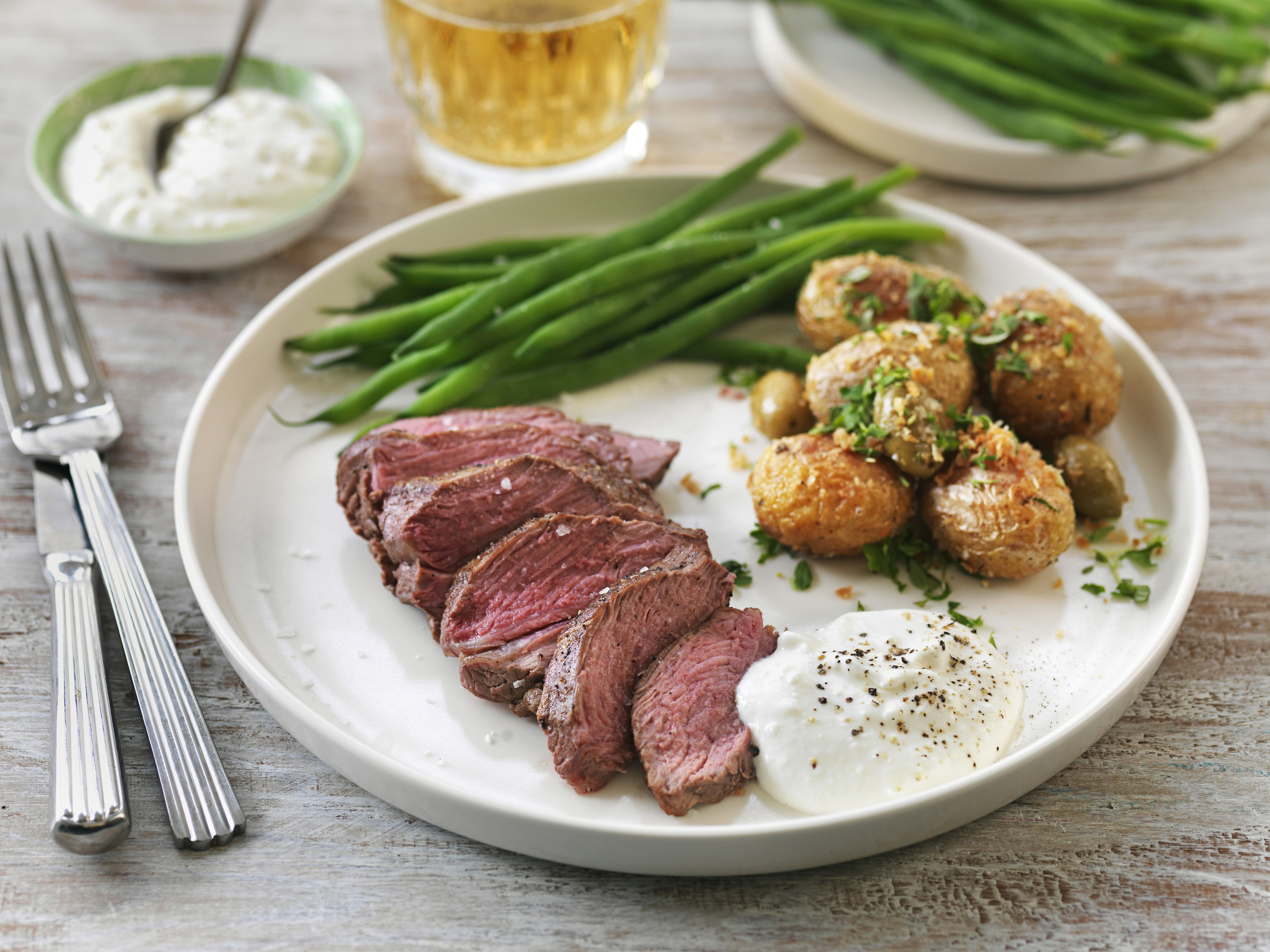 Tagliata med rostbiff, rostad potatis och vit sås