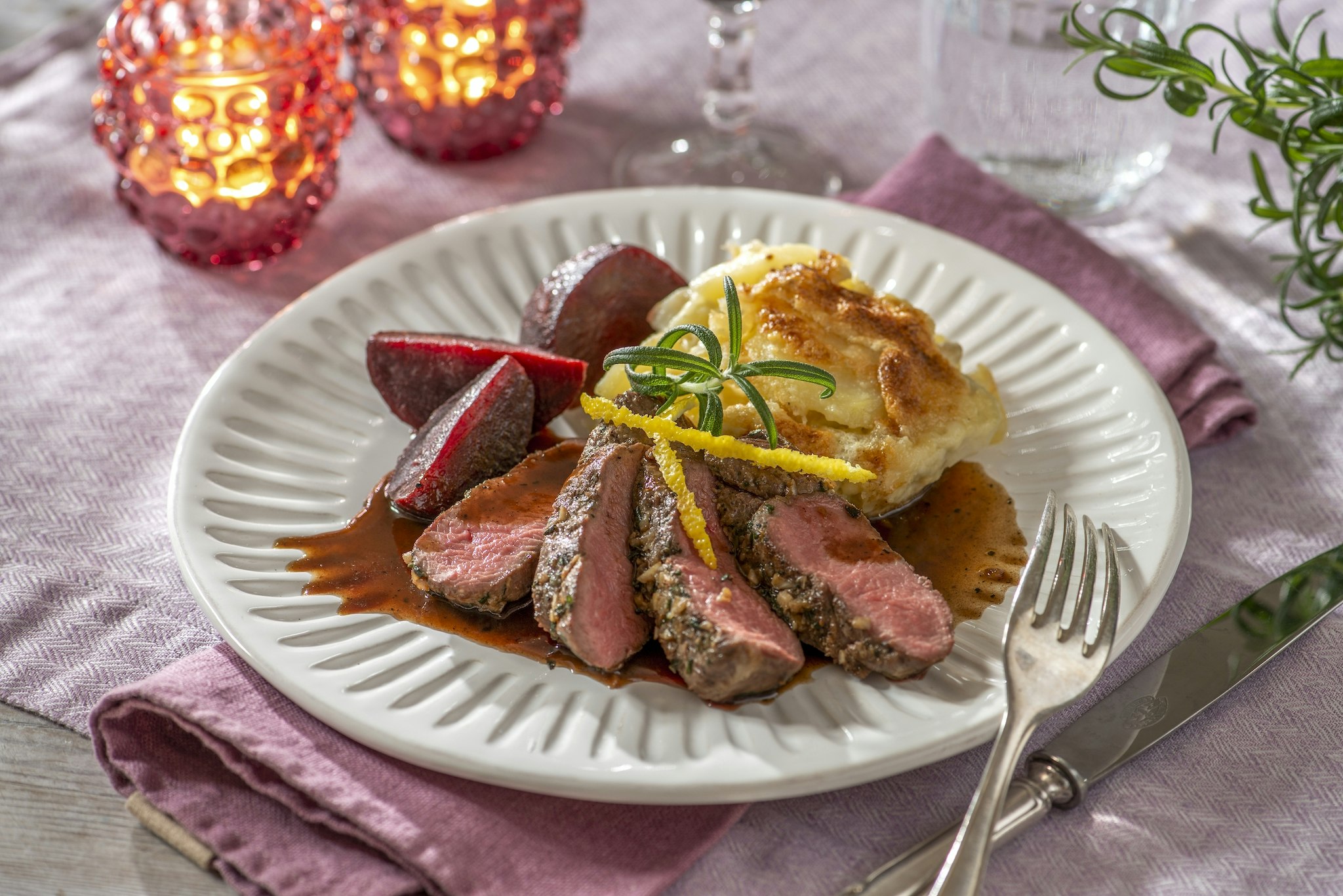 Lammytterfilé med honungsbetor, skysås och gratäng