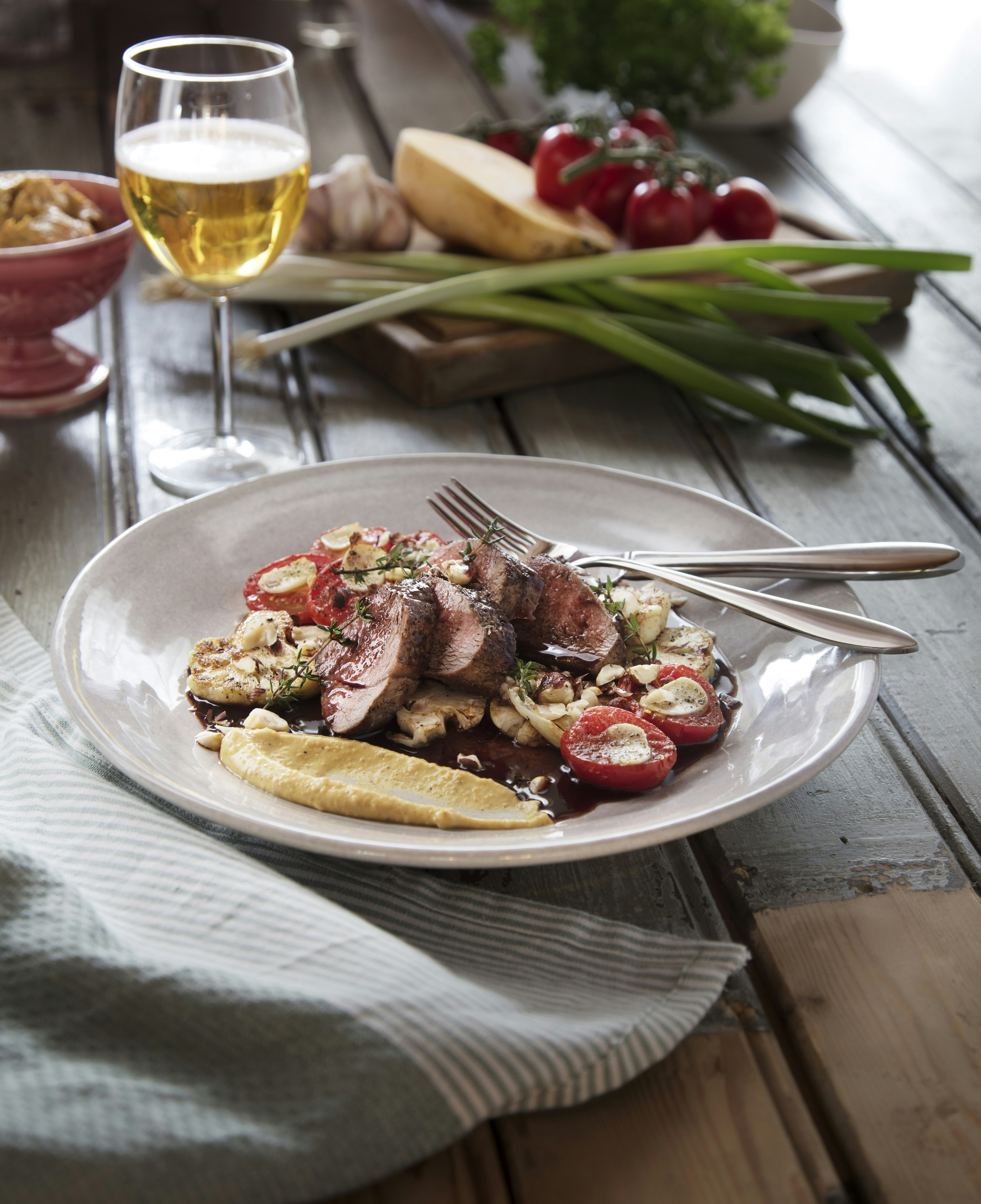 Lammytterfilé med honungsbetor, skysås och gratäng