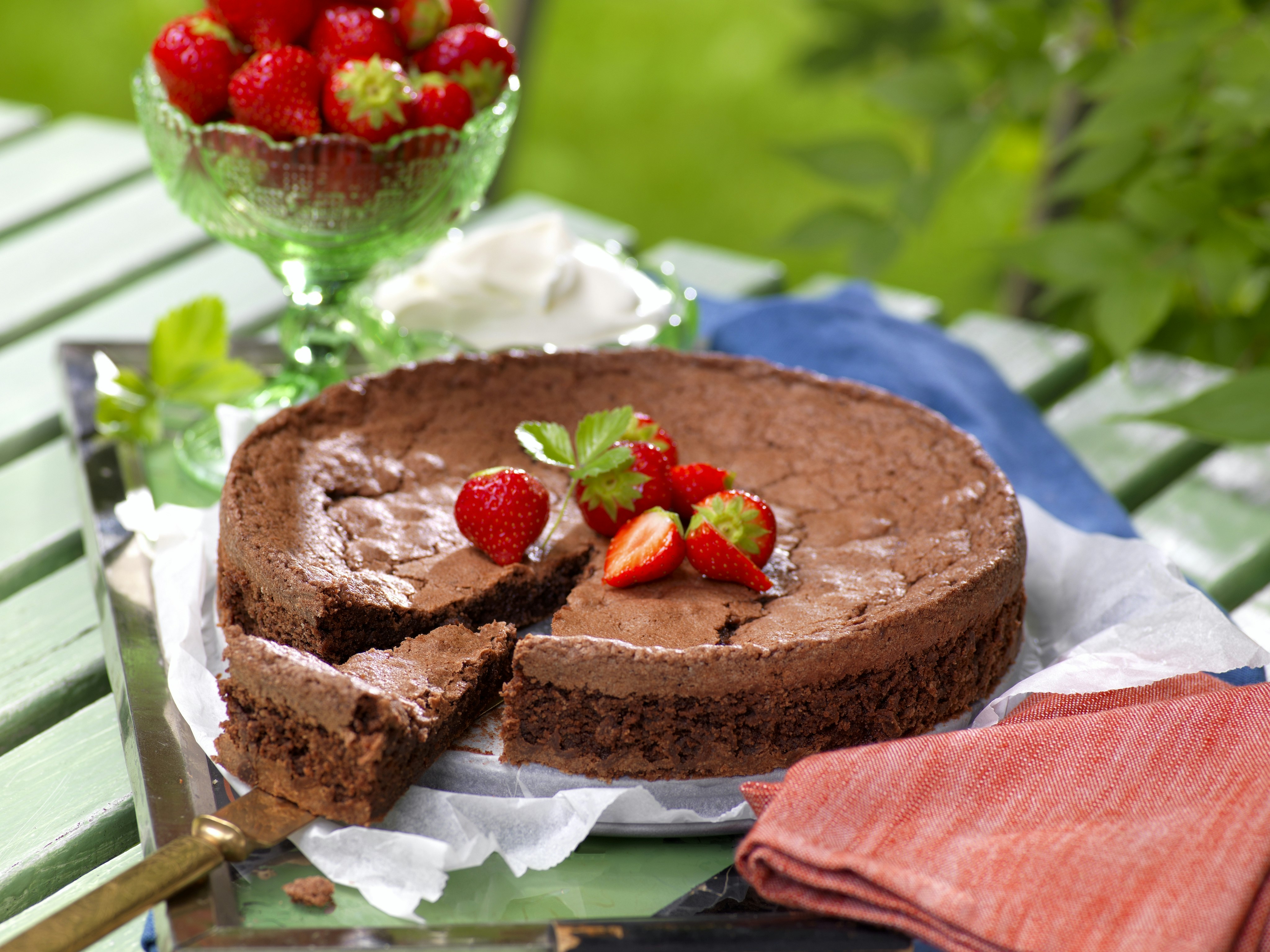 Lättbakad chokladkaka med jordgubbar