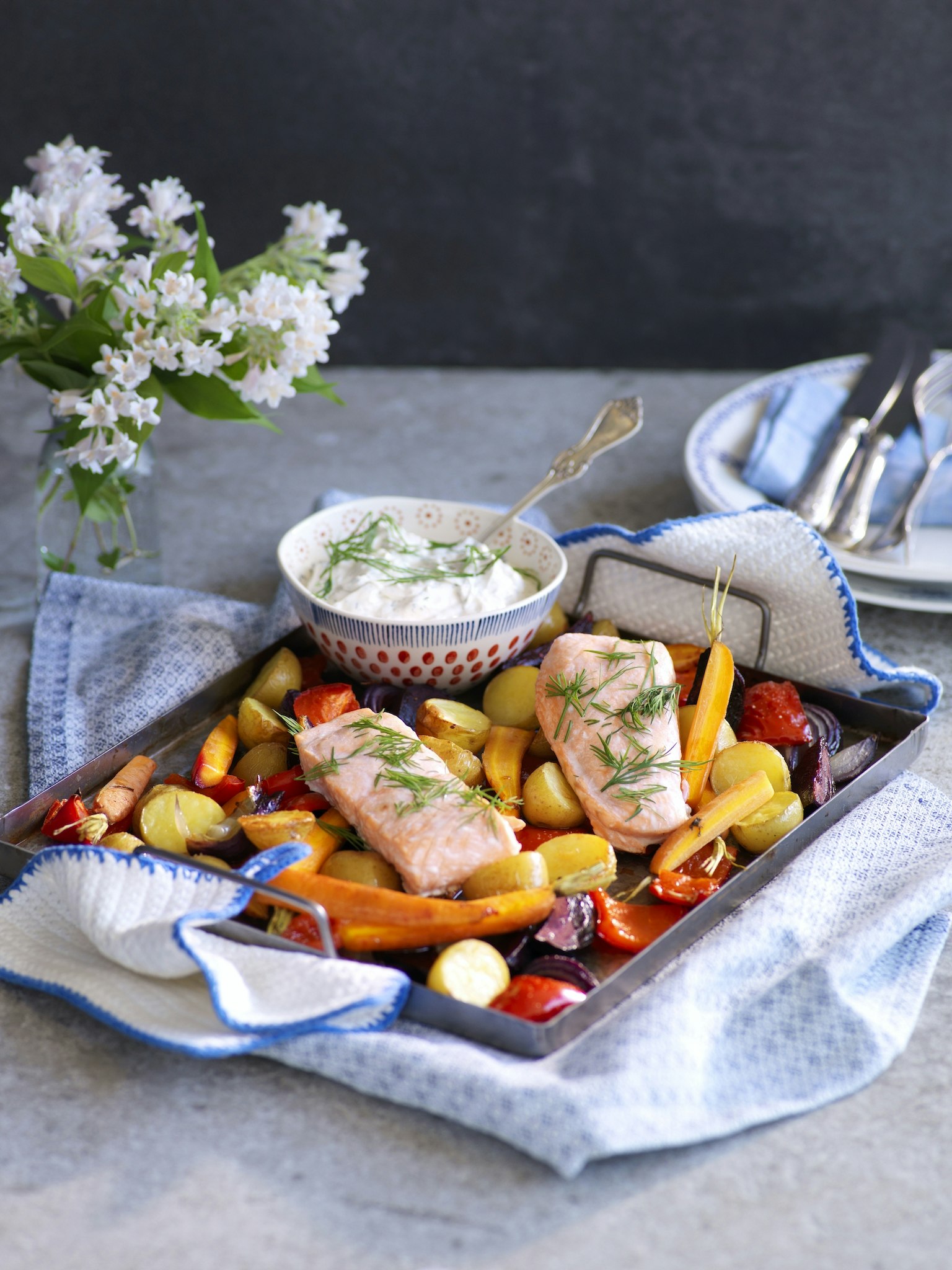 Lax i ugn med grönsaker och pepparrotssås