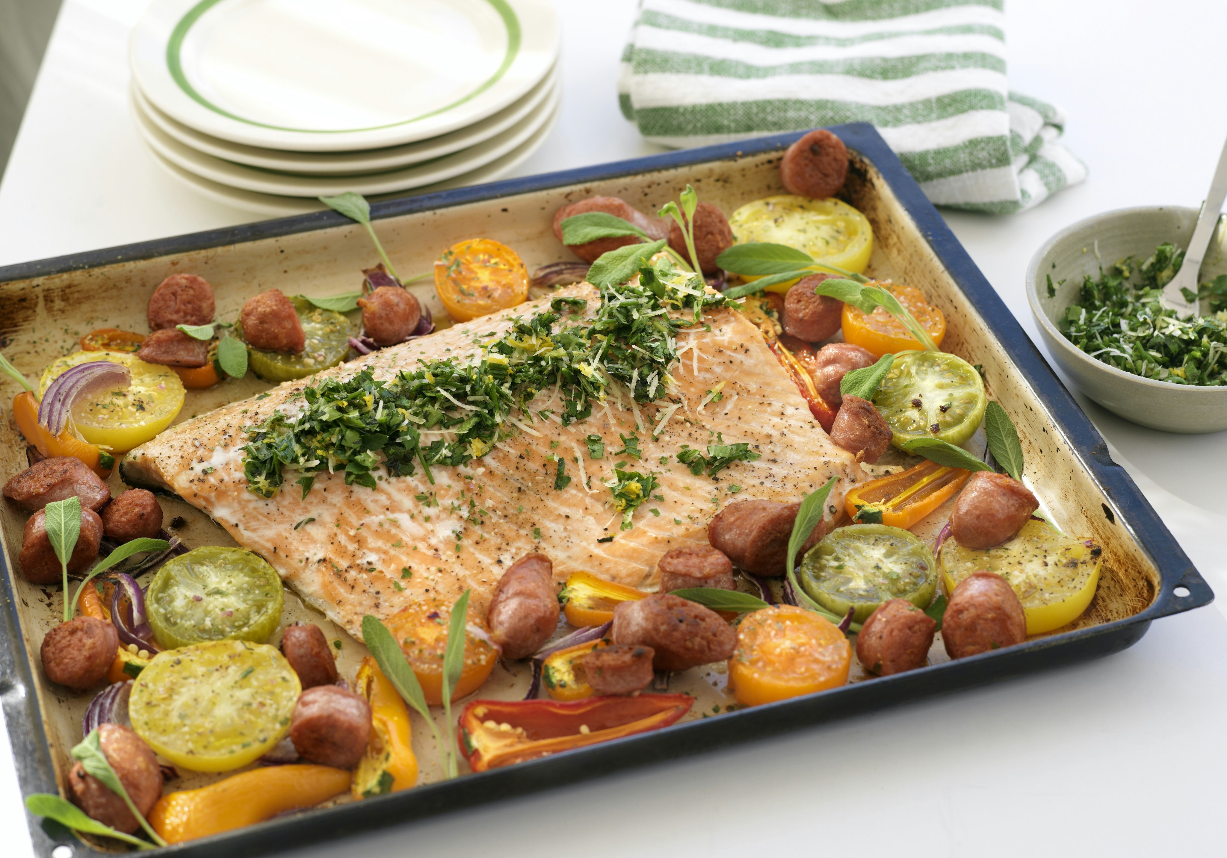 Lax i ugn med salsiccia och tomater