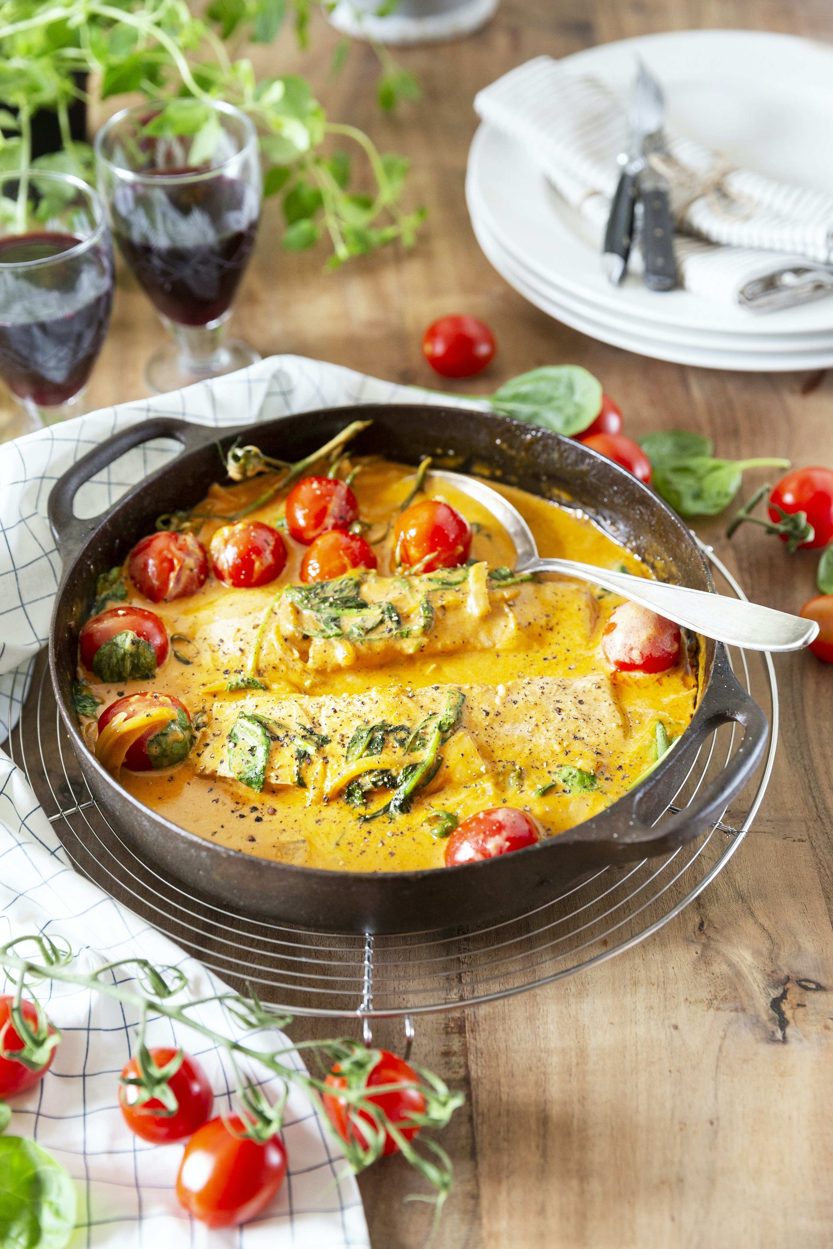 Lax i ugn med salsiccia och tomater