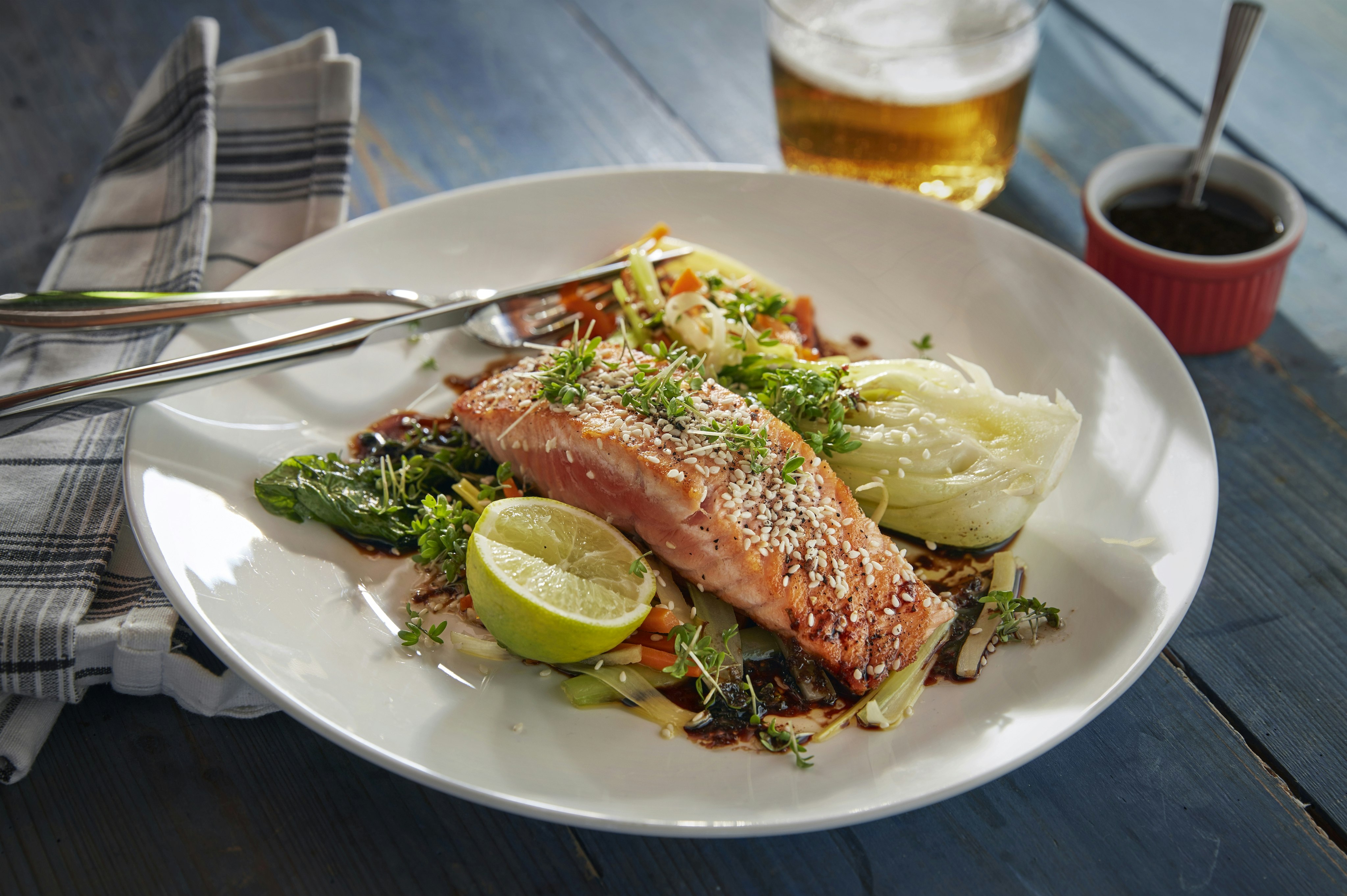 Stekt lax och krispiga grönsaker med sesamdressing