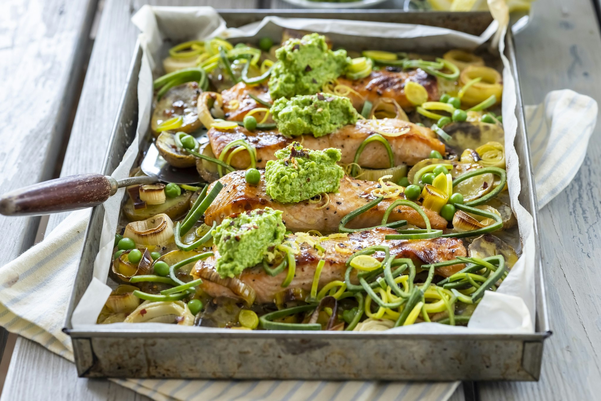 Lax i ugn med potatis, purjo och ärtdipp