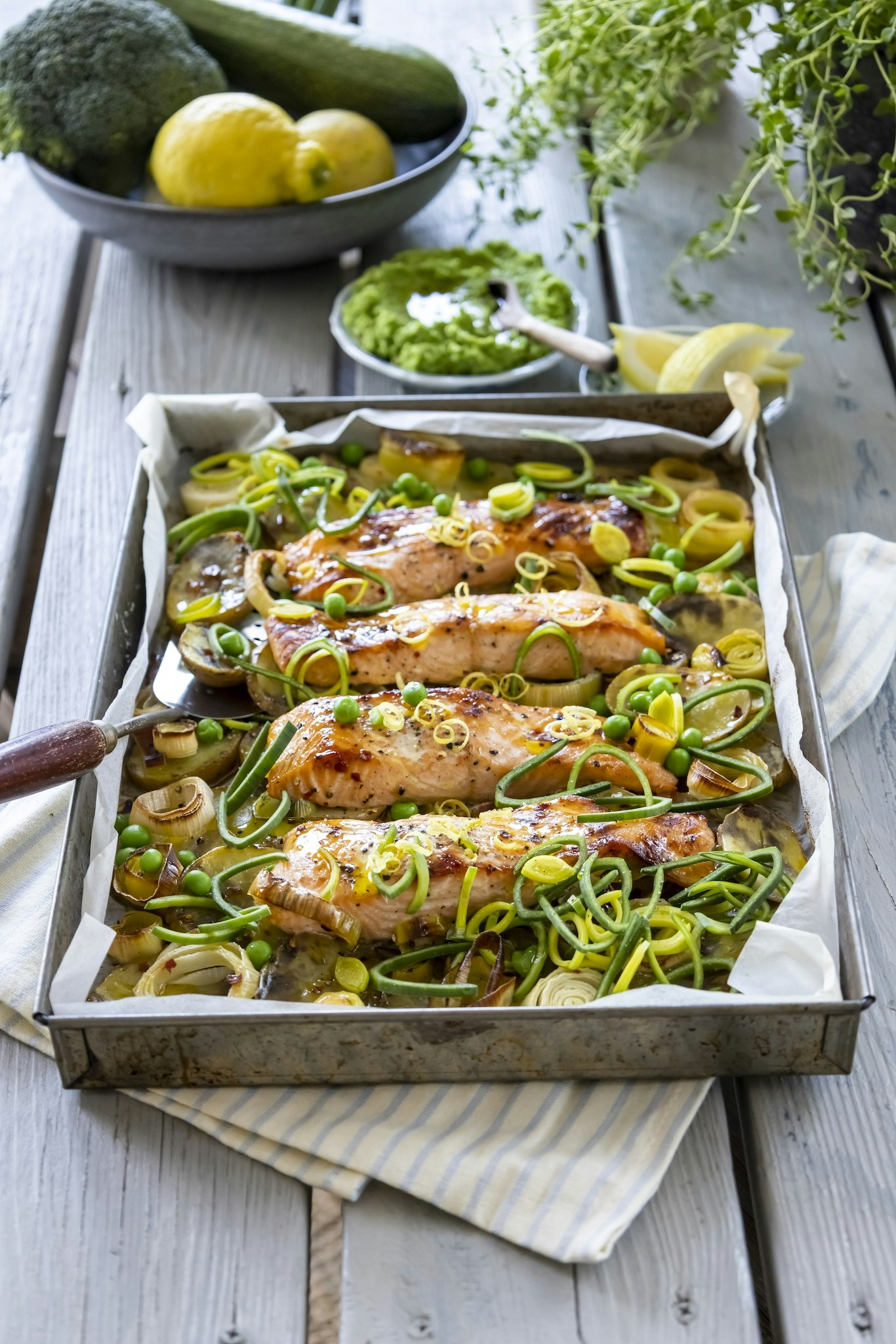 Lax i ugn med potatis, purjo och ärtdipp