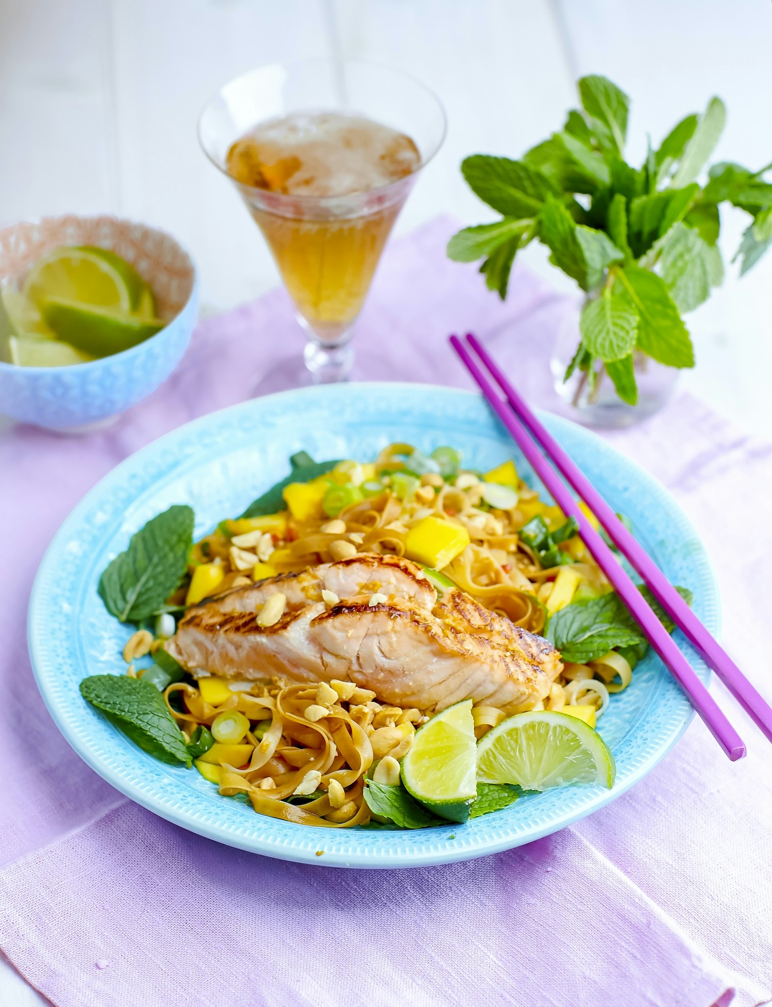 Lax med risnudlar, lime och ingefära