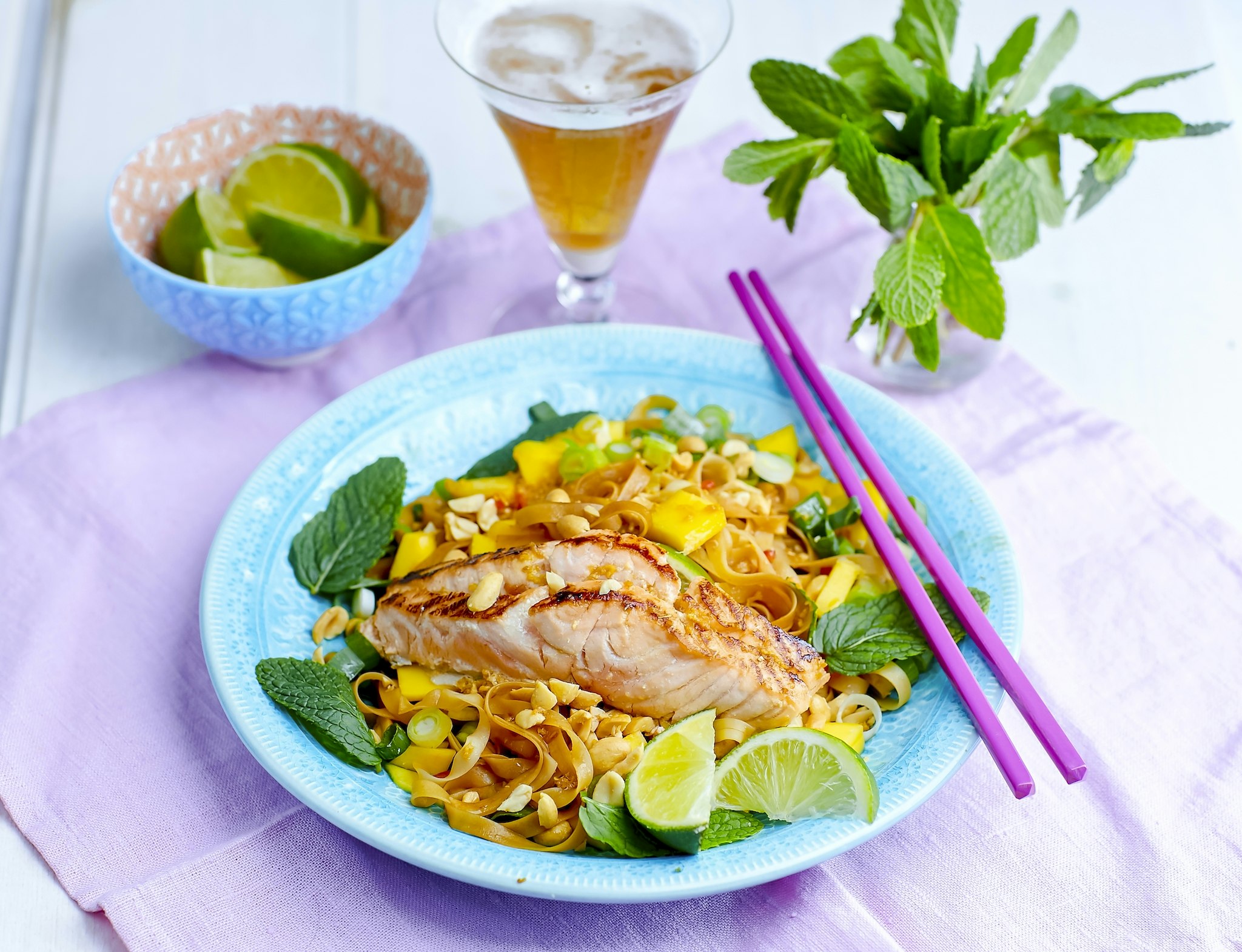 Lax med risnudlar, lime och ingefära