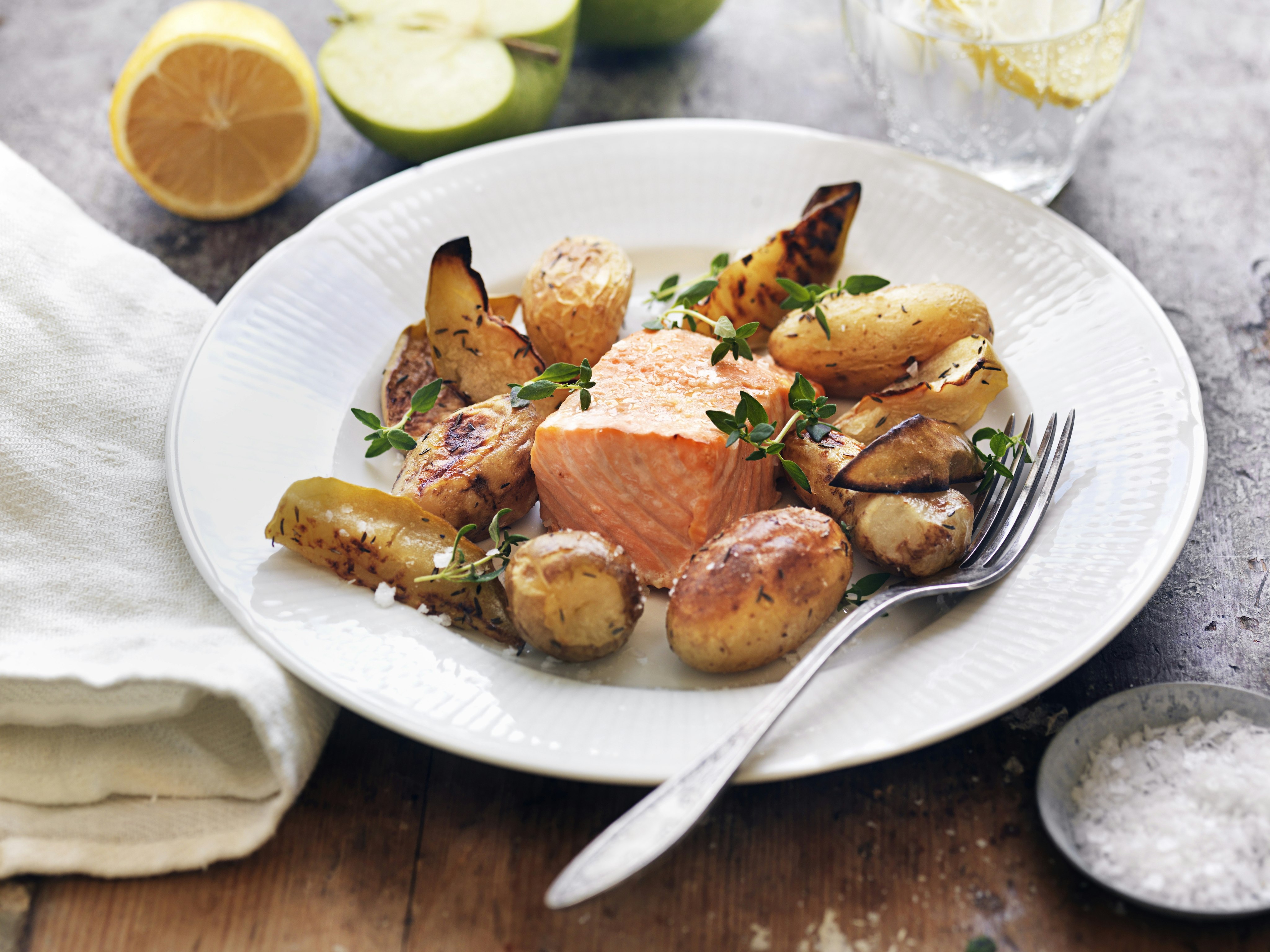 Lax med rostad jordärtskocka, potatis och äpple