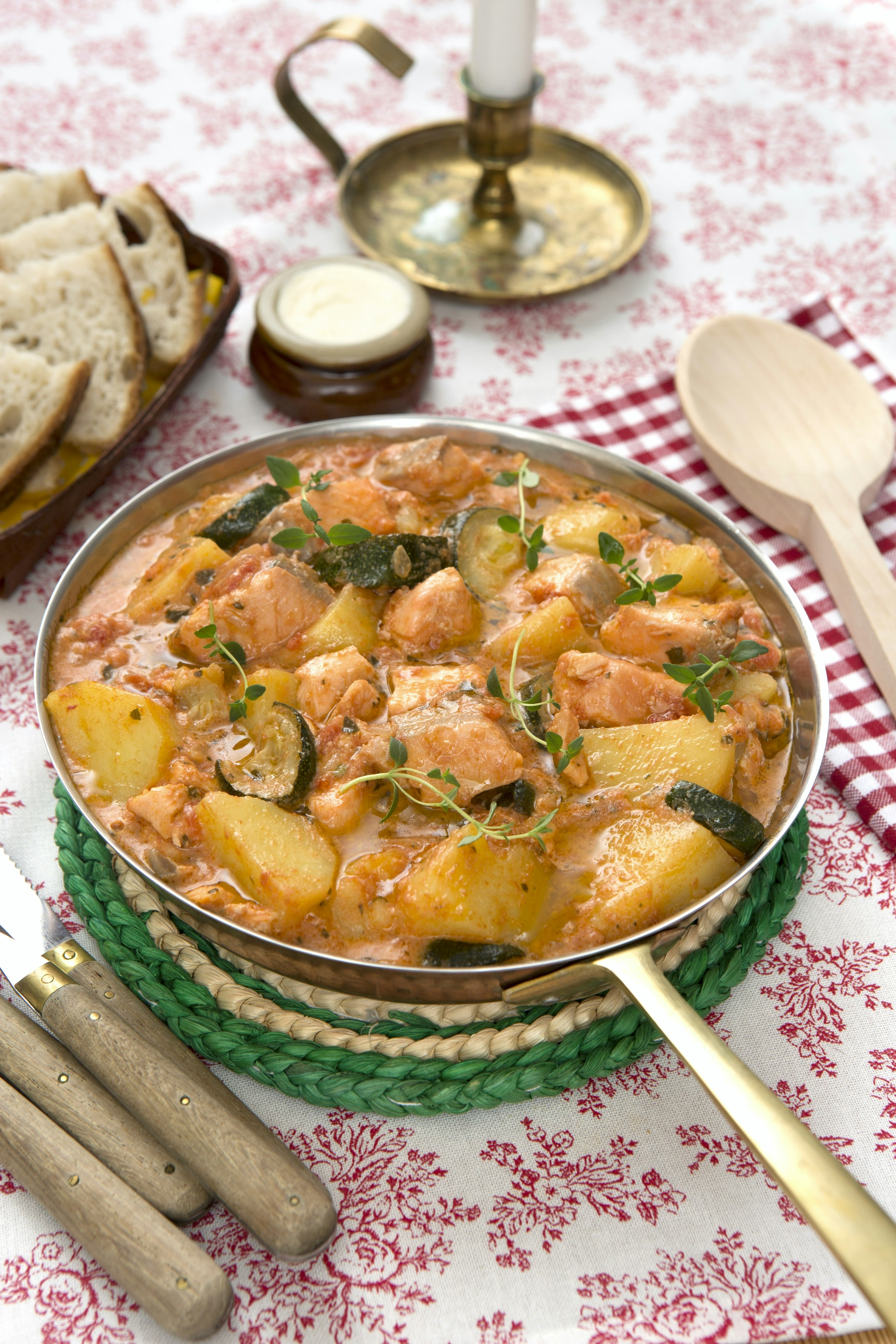 Torsk i vinsås med tomat och basilika