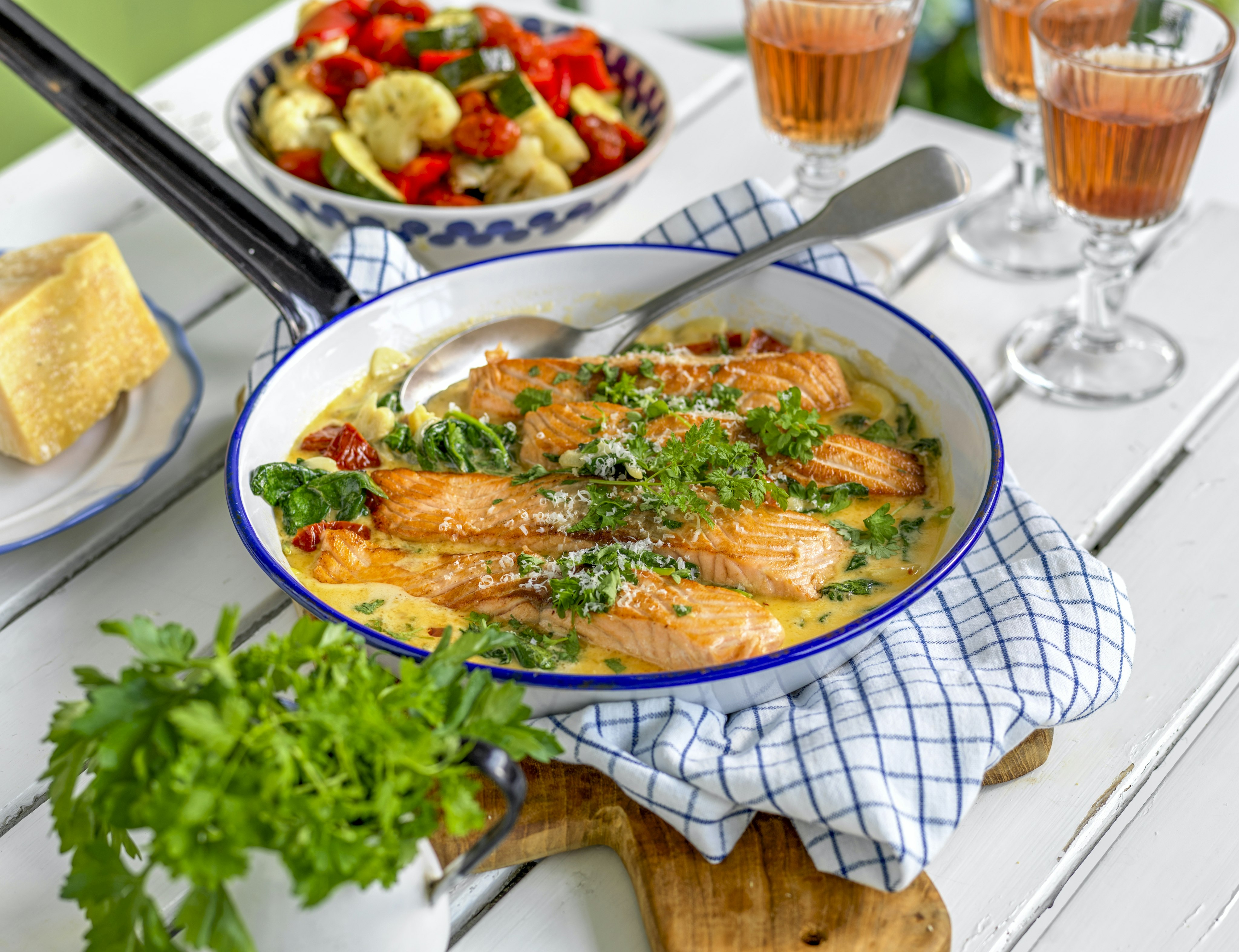 Laxfilé i gräddig parmesansås