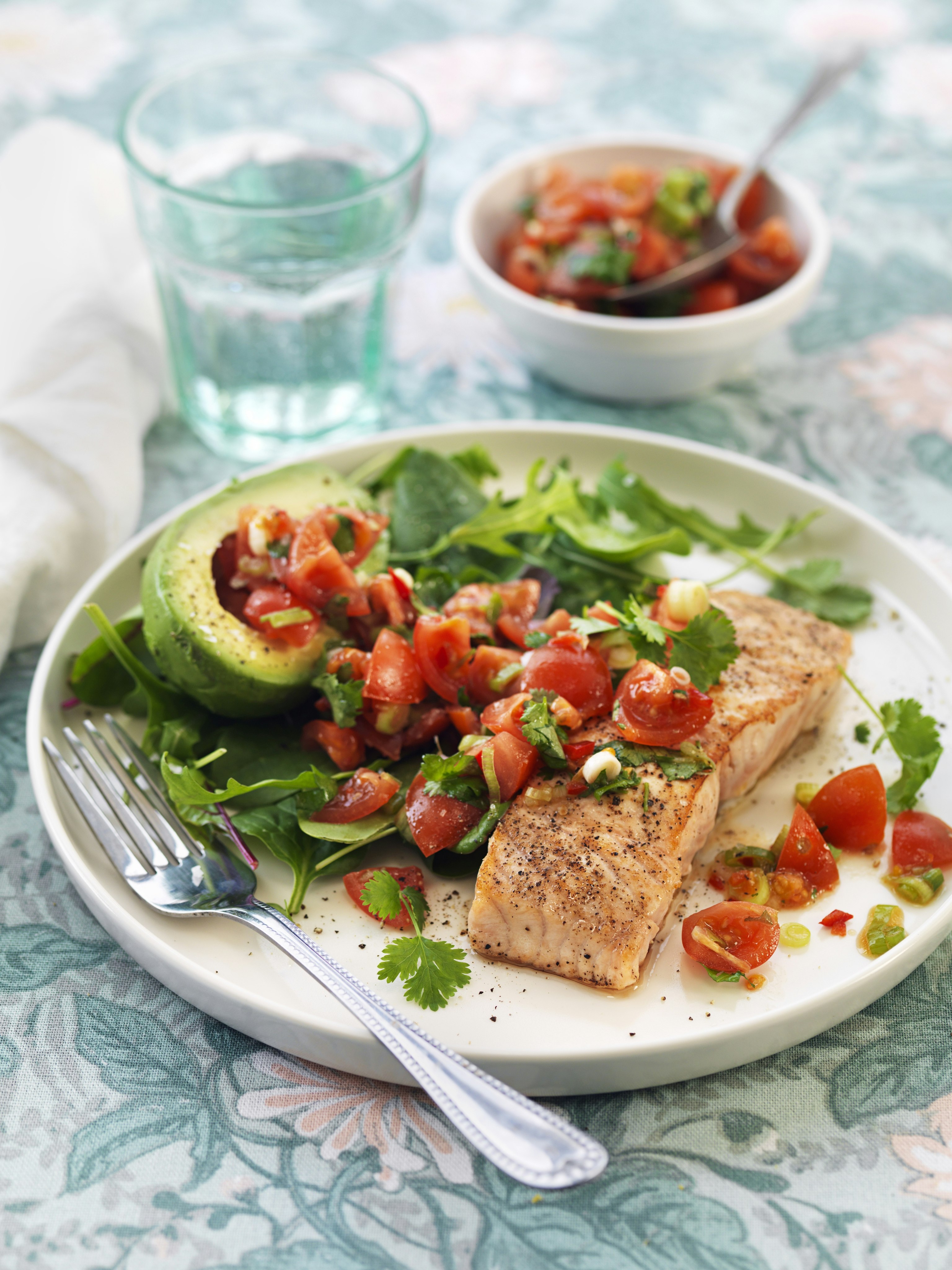 Laxfilé med avokadohalvor och tomatsalsa