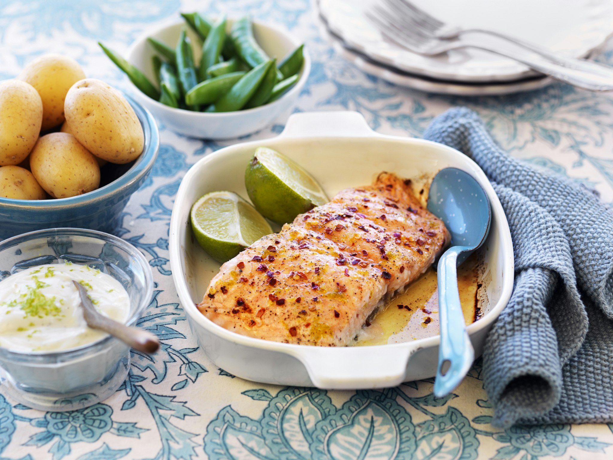 Laxfilé med chiliflakes och limeyoghurt