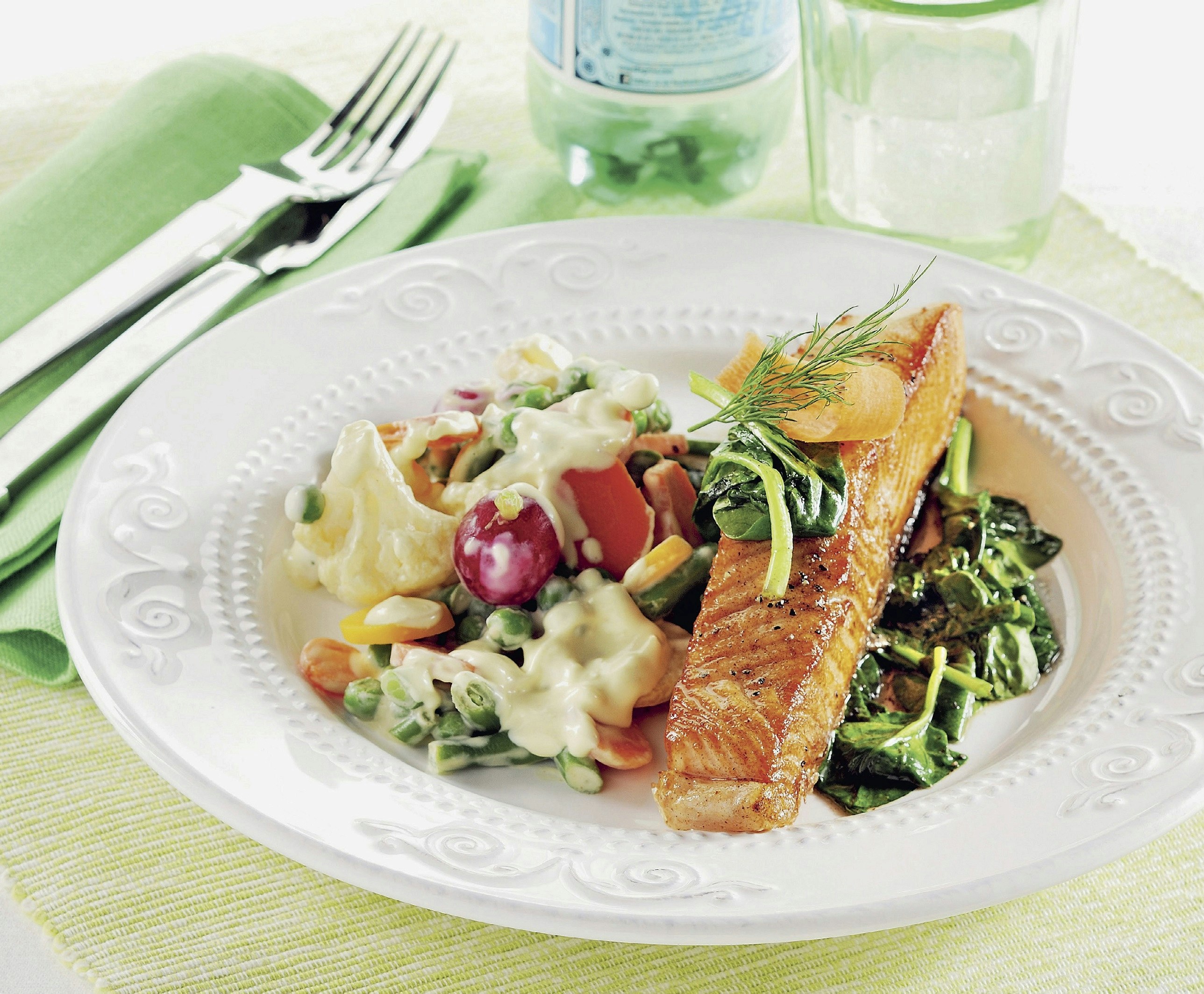 Laxfilé med dijonstuvade grönsaker