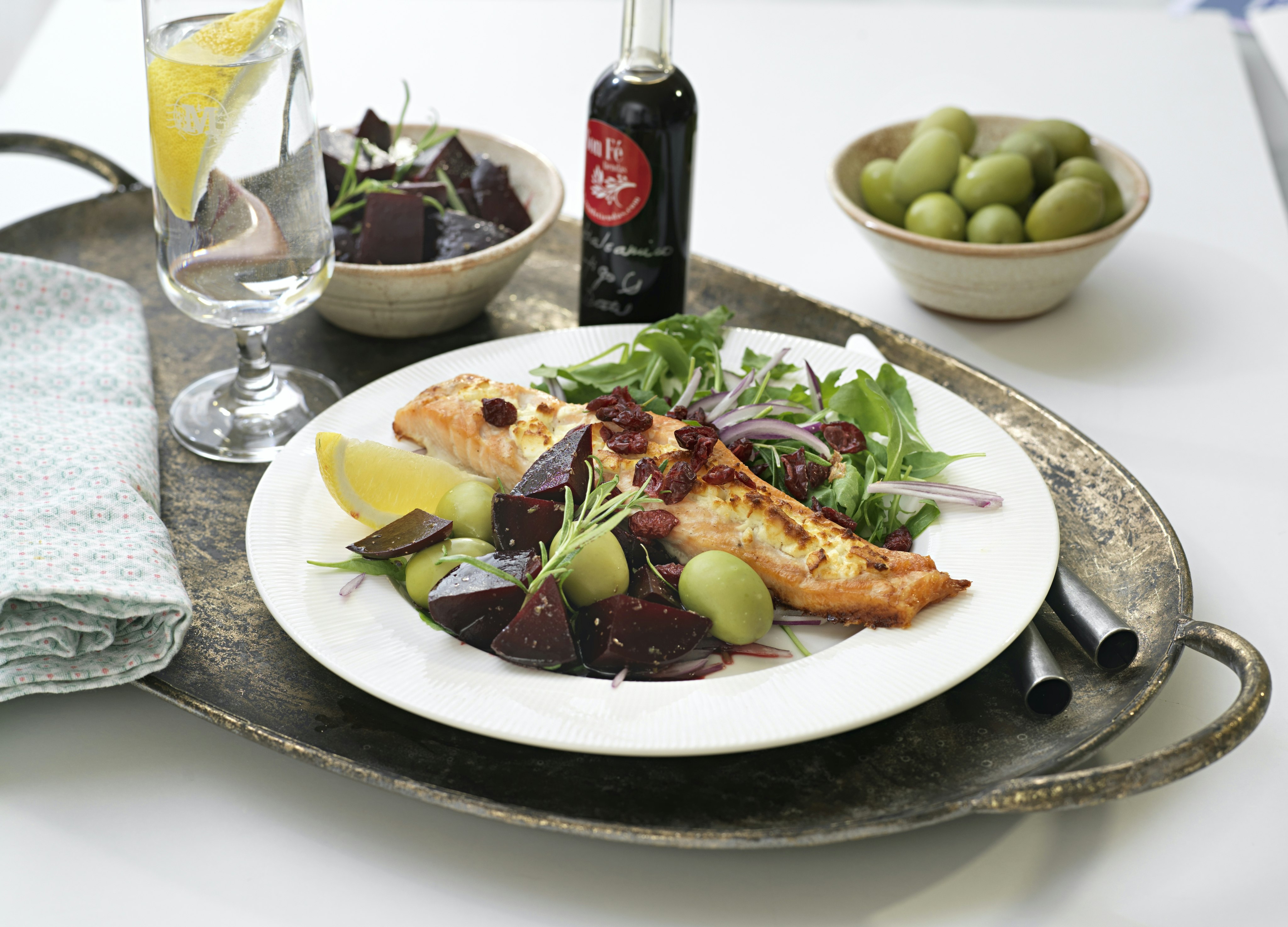 Laxfilé med fetaost och rödbetssallad