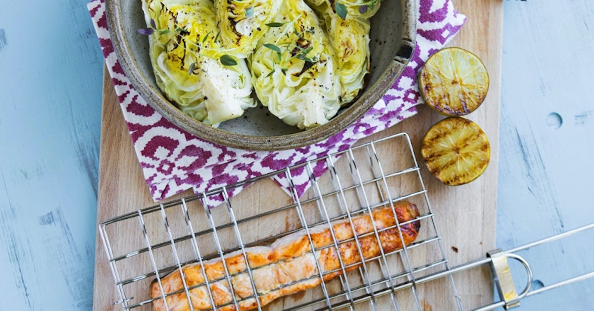Laxfilé med grillad spetskål Laxfilé med grillad spetskål