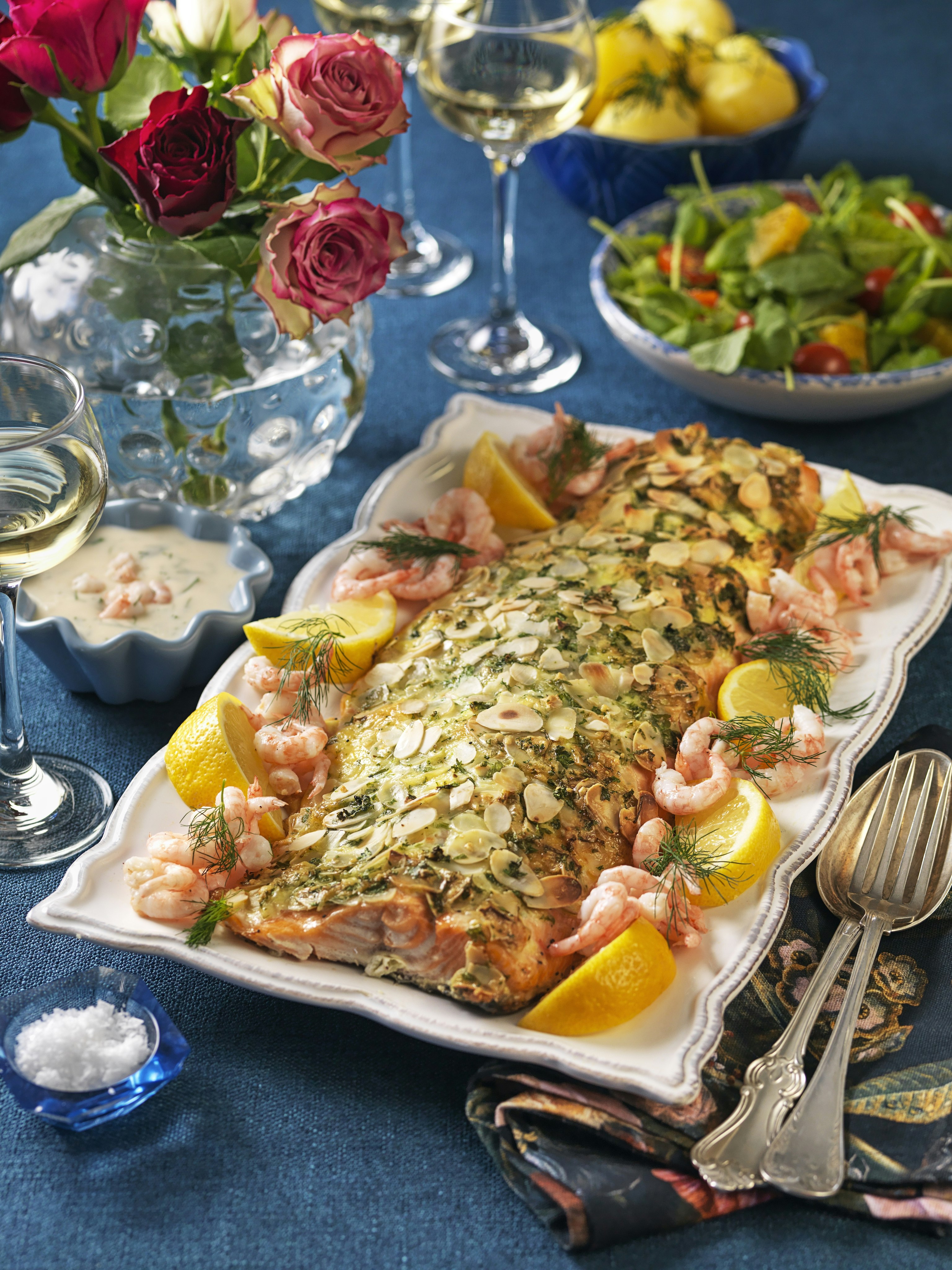 Laxfilé med mandeltäcke och räksås