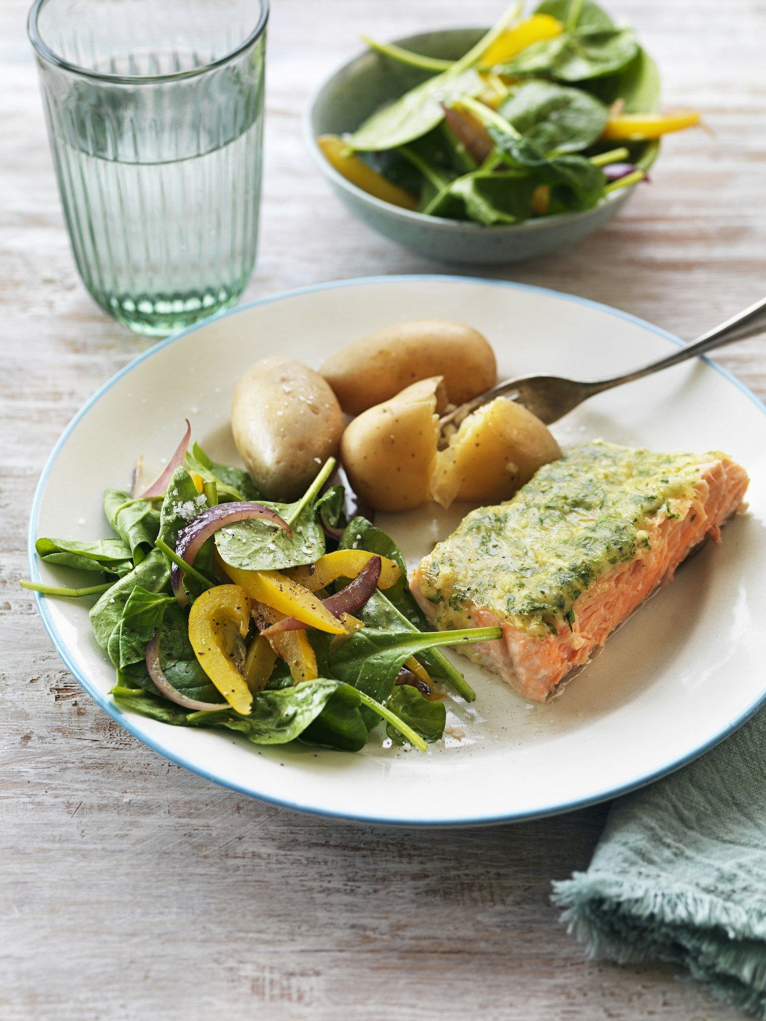 Färskostfylld laxfilé med riven ost och räkor