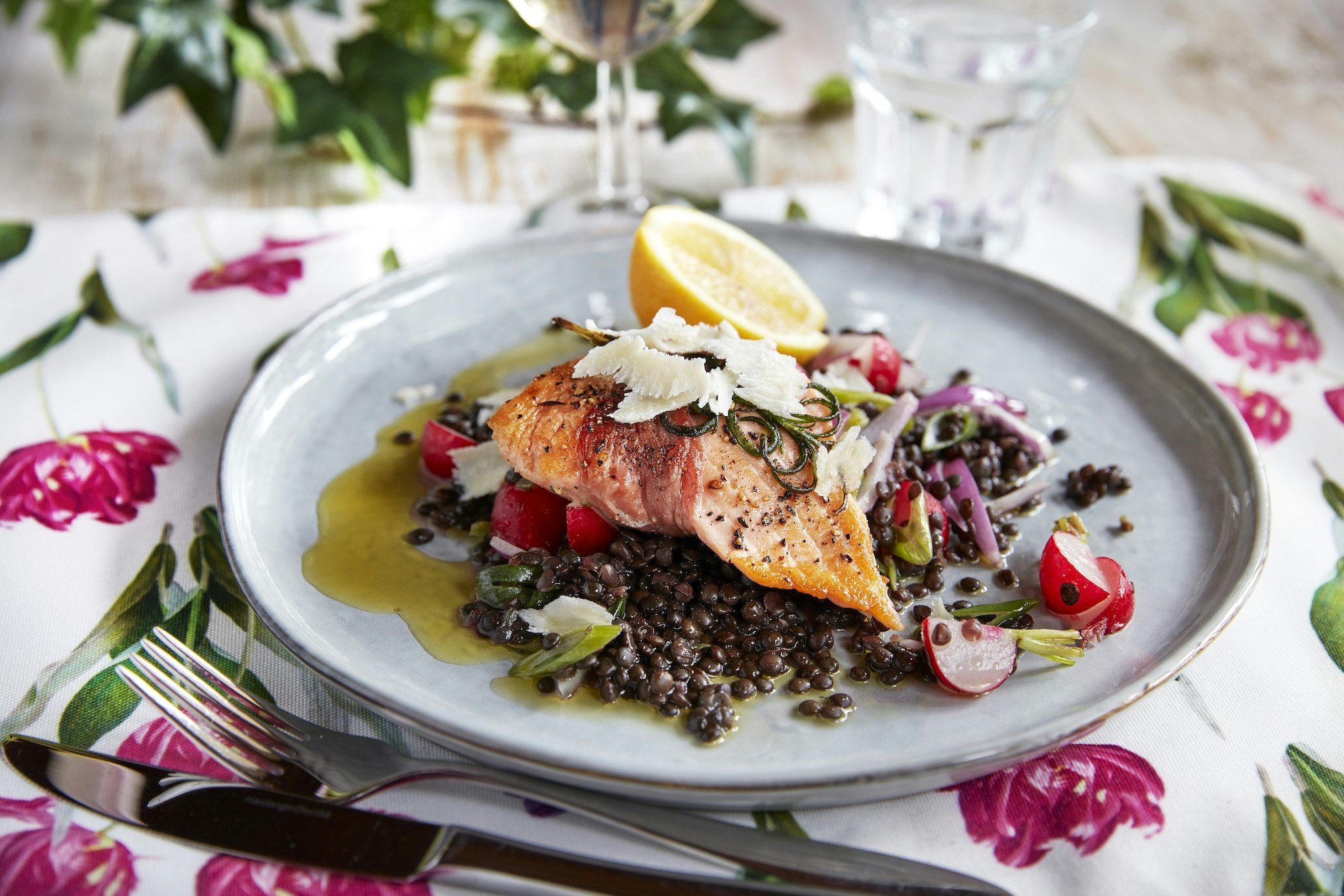 Laxfilé och rosmarinkvist lindad med parmaskinka