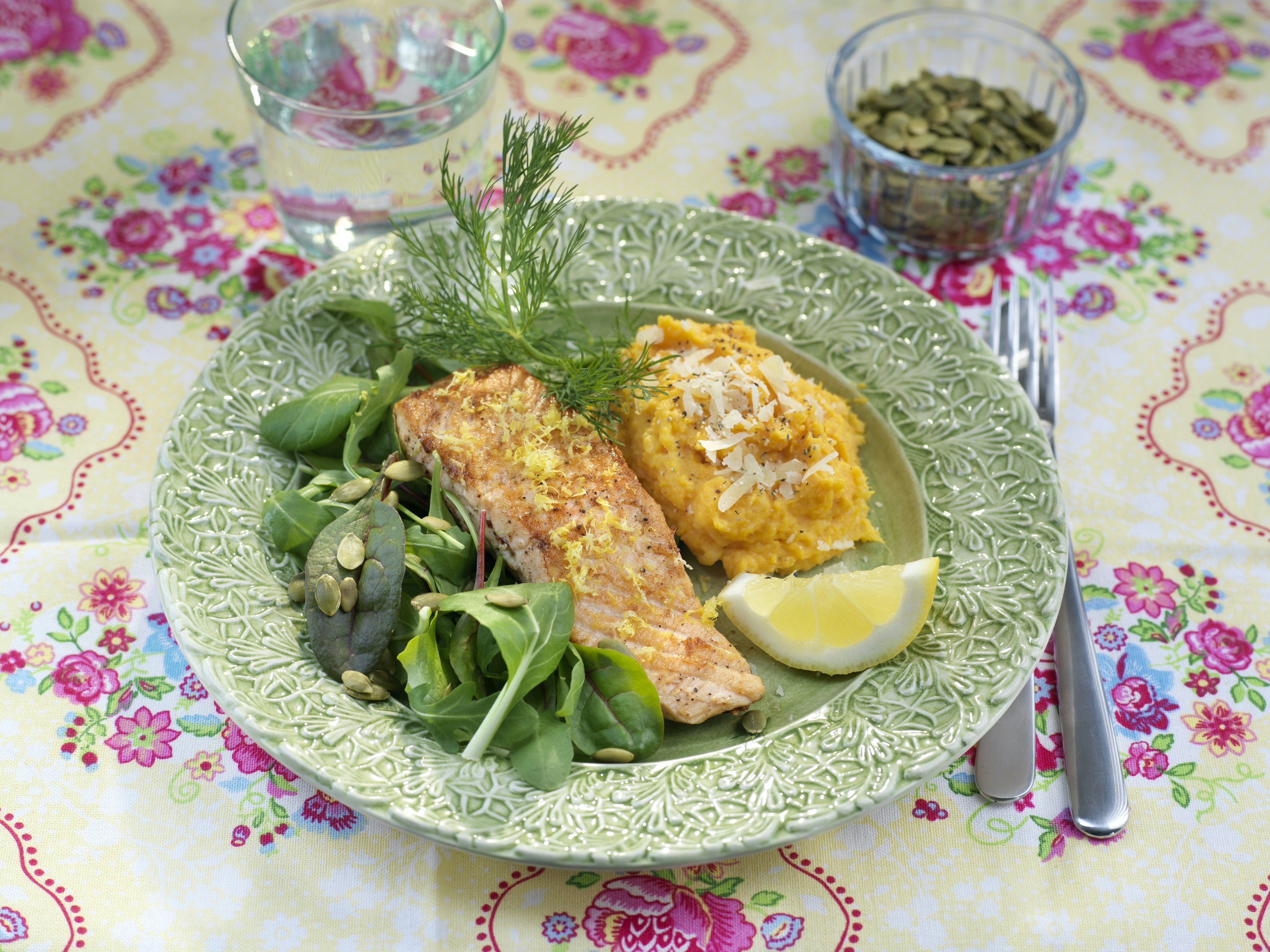 Laxfilé med sötpotatismos och parmesan