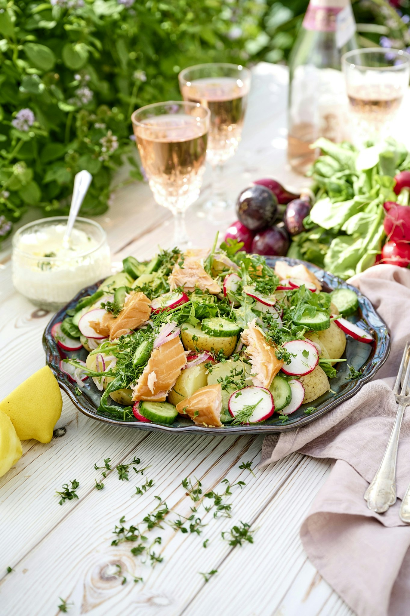 Laxsallad med färskpotatis och krämig citronsås