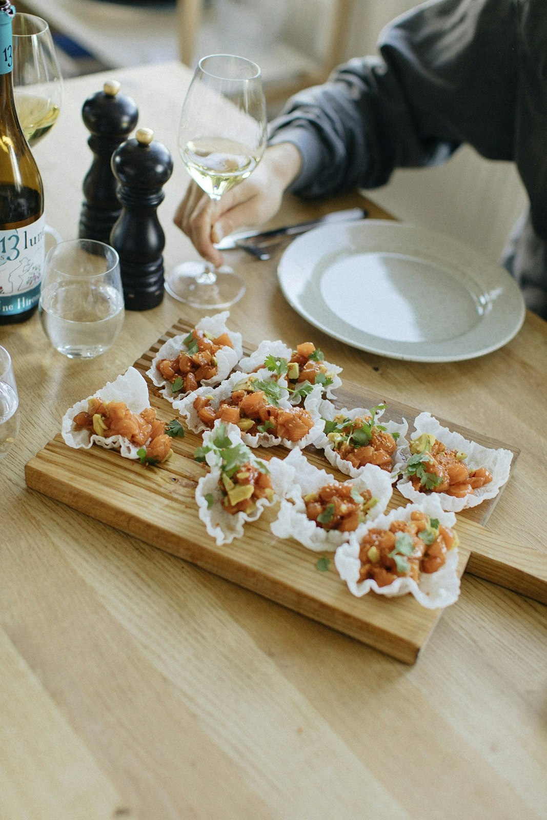 Laxtartar på friterat rispapper