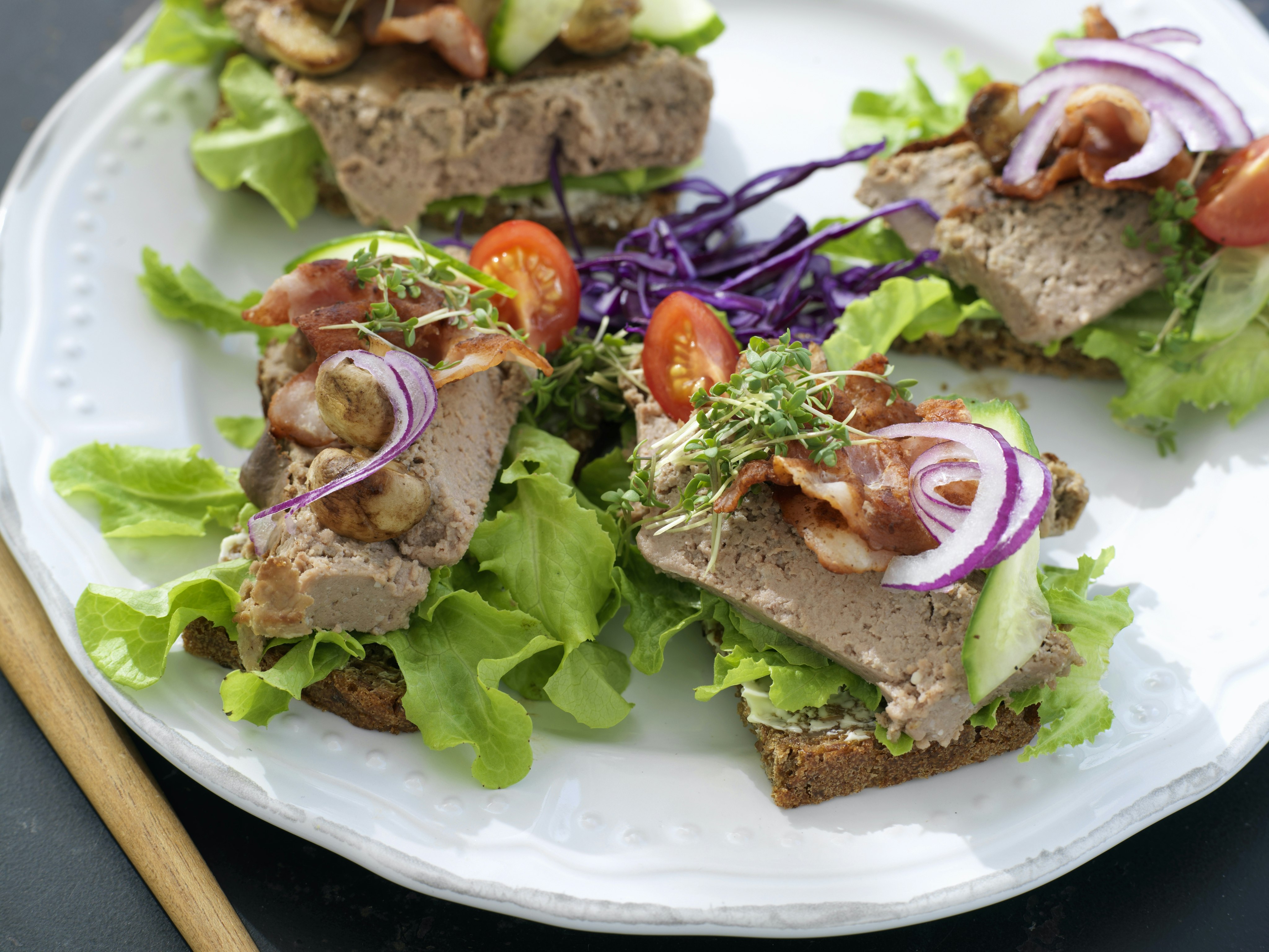 Smörrebröd med leverpastej och baconströssel