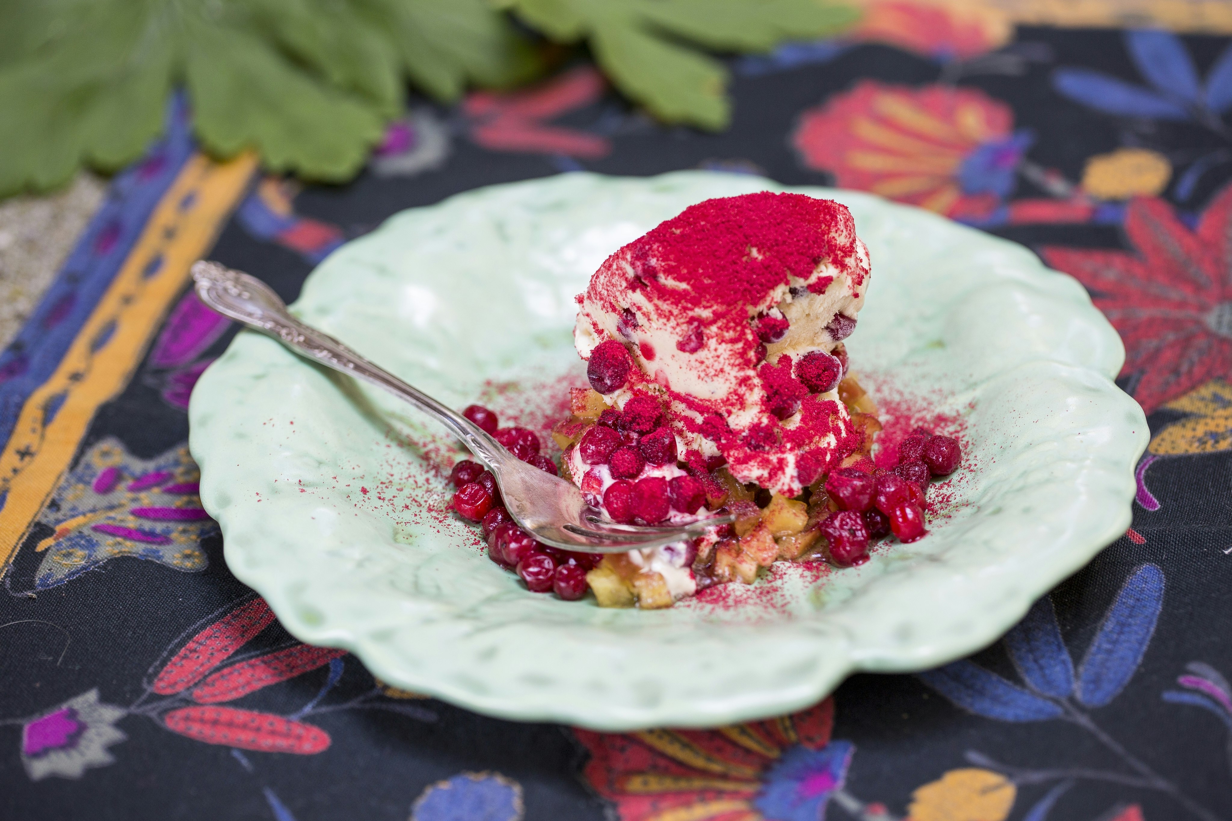 Lingonparfait med äppelkompott