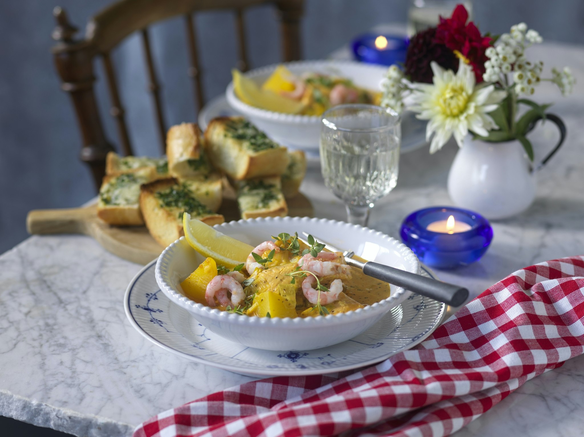 Lyxig fiskgryta med saffran och räkor