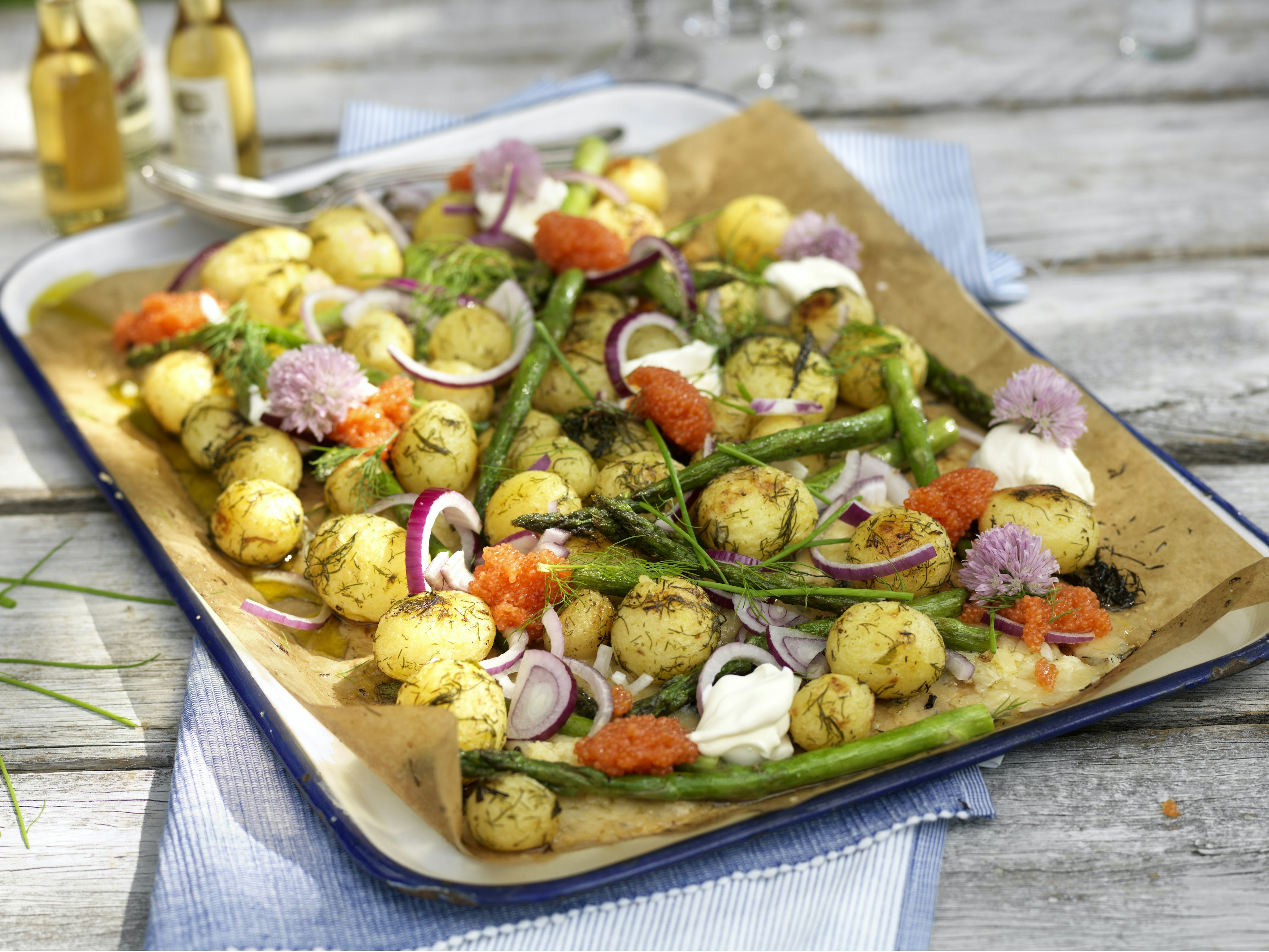 Rostad potatis med löjrom, smetana och örtolja